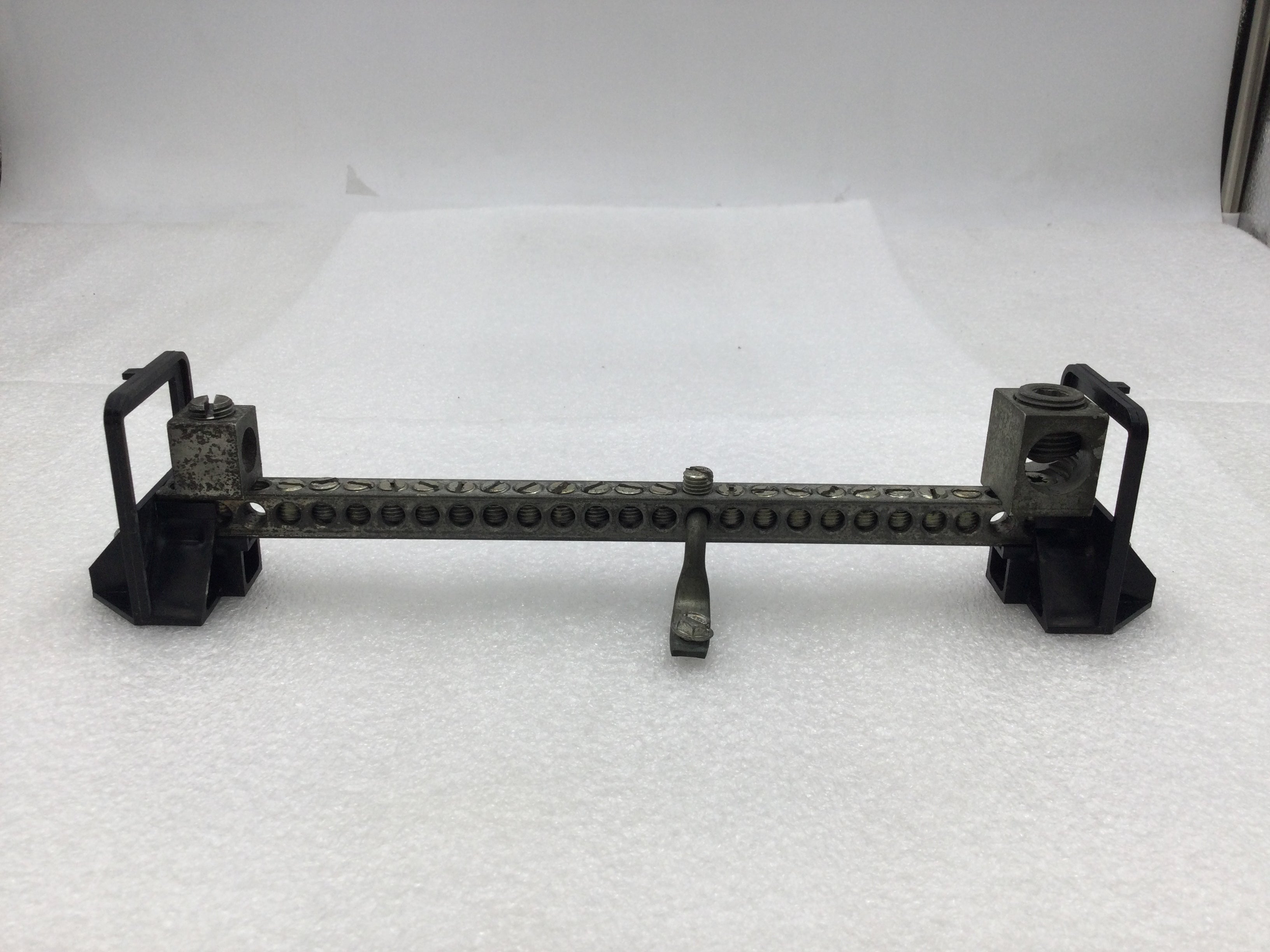 Eaton/Cutler Hammer 27 Position 2/0-6 Neutral Isolated Grounding Bar