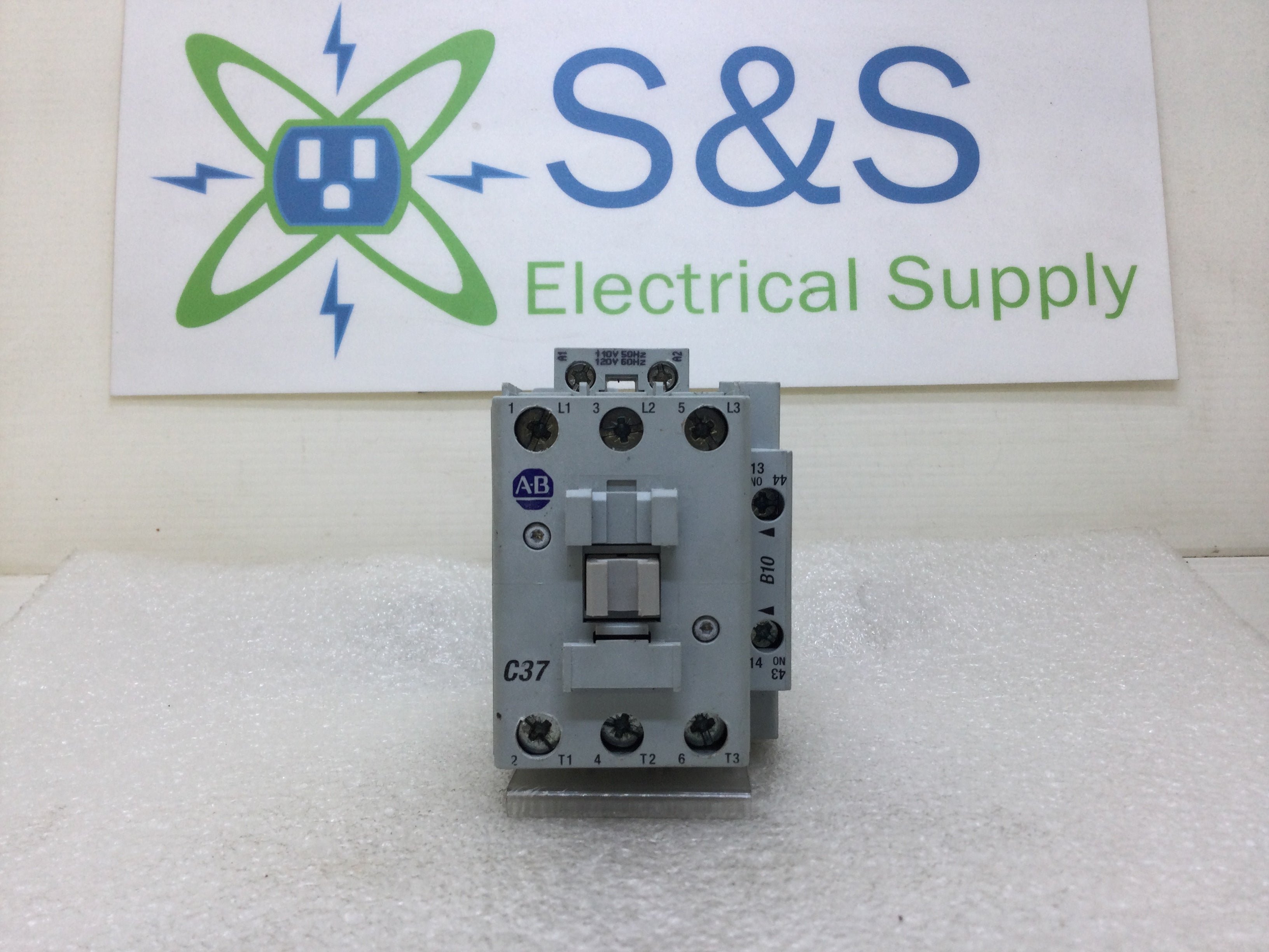 Allen-Bradley 100-C37*00 Series C Contactor/Starter 3 Pole 115-575 VAC