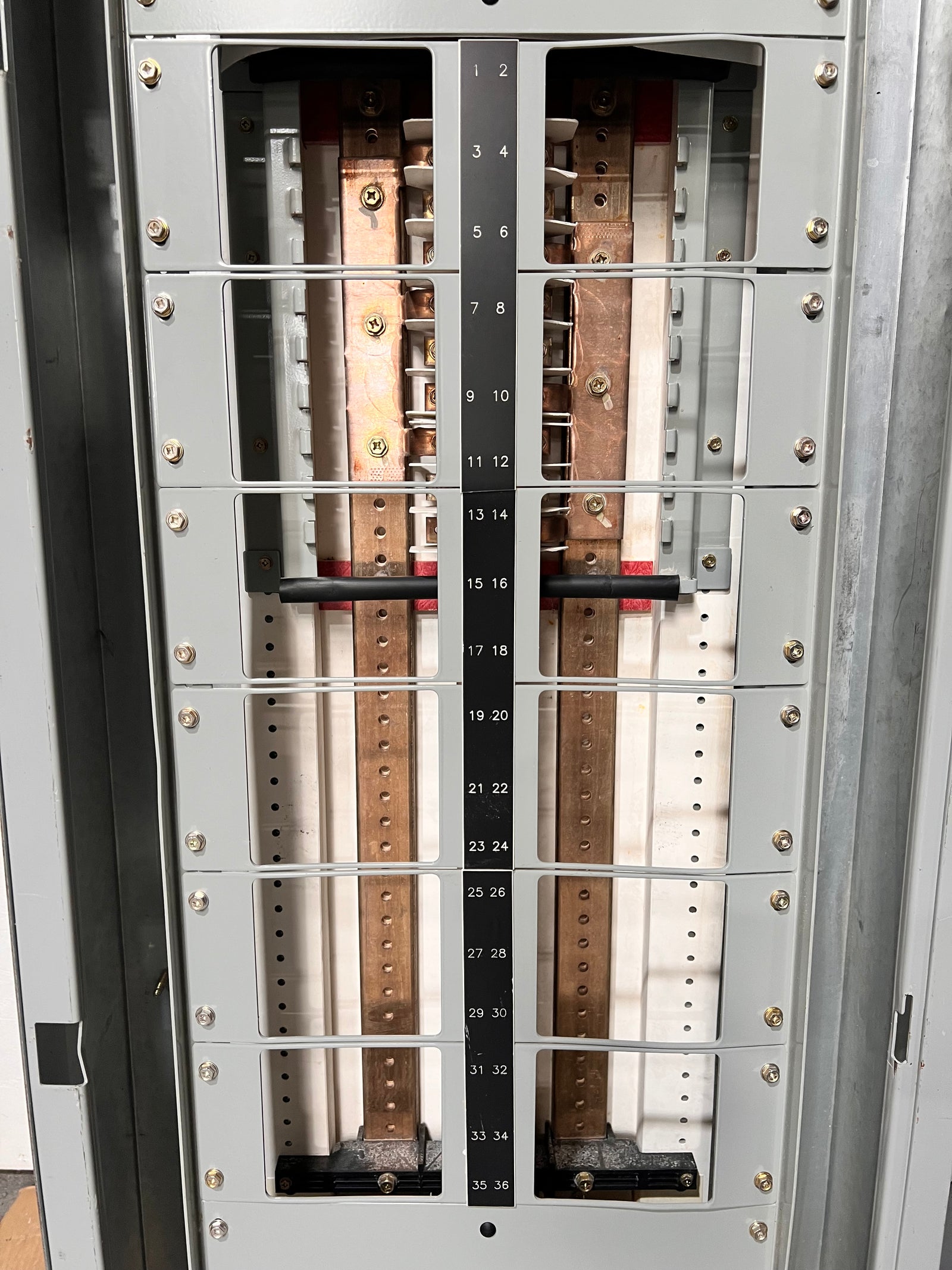 Cutler Hammer PRL3X 600 Amp 480y/277v 3 Ph 4 Wire 36 Space Full Enclos