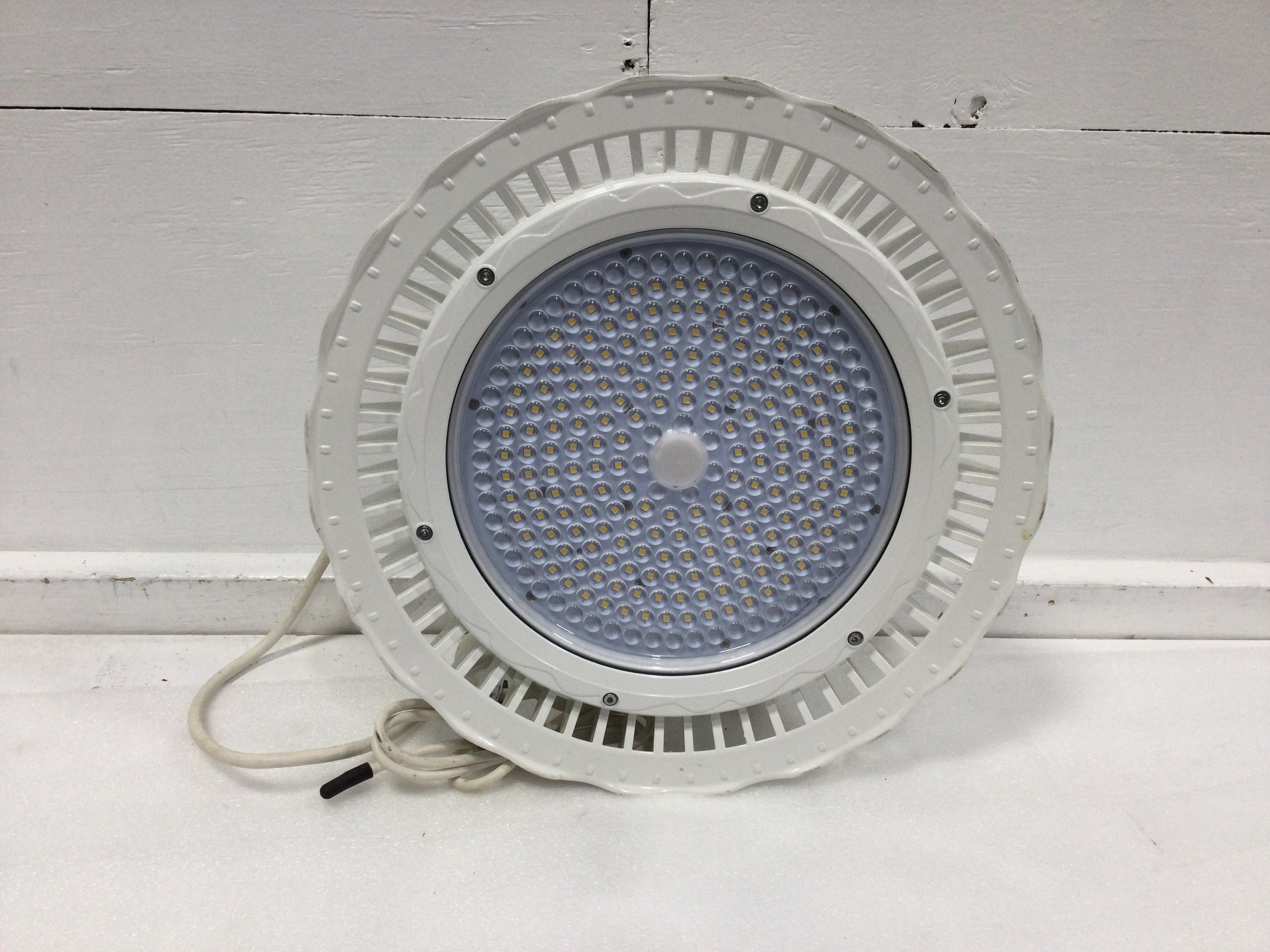 Venture LED HB95488 150W LED High Bay Fixture 100-277 VAC 20,400 Lumen