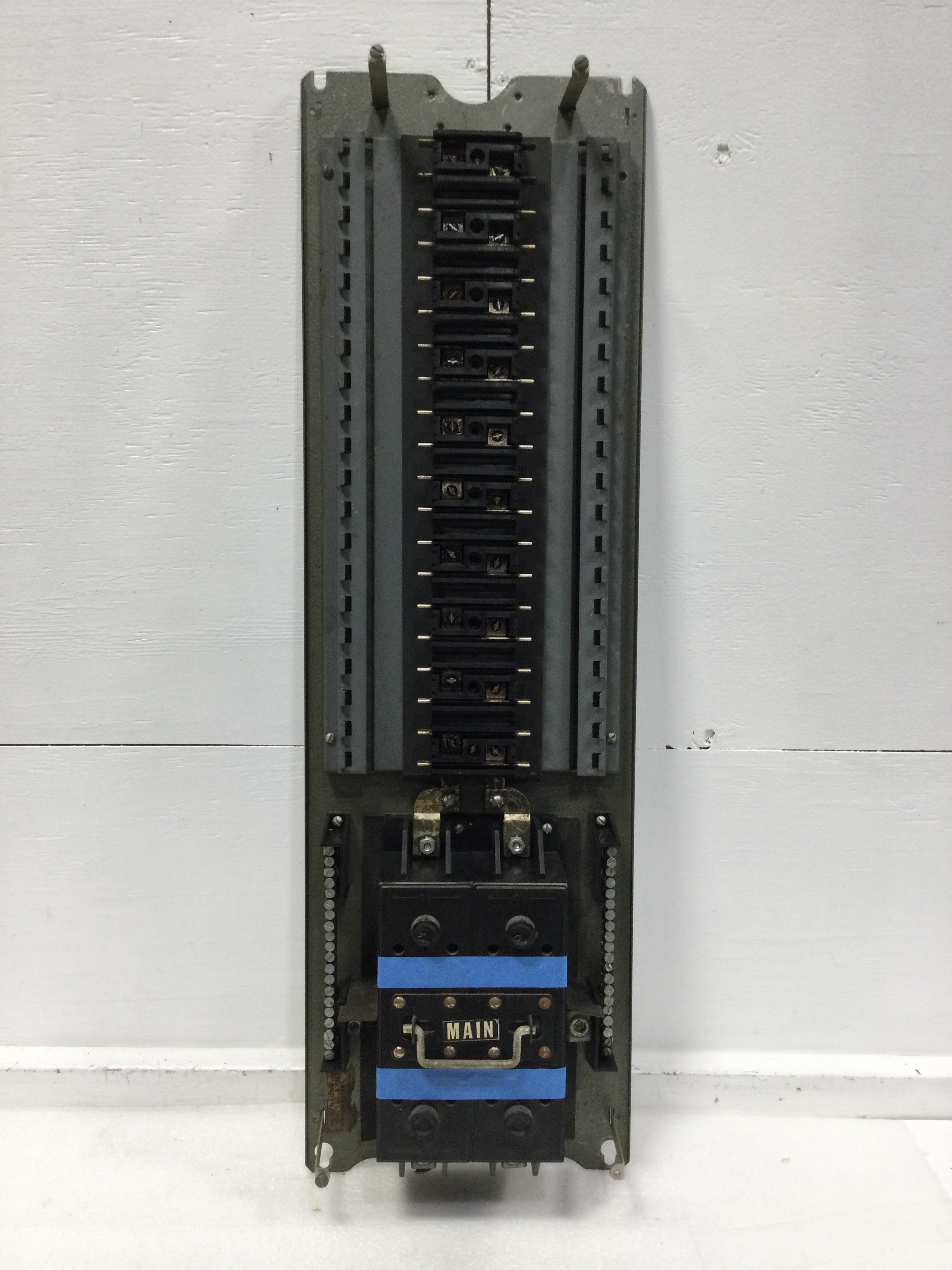 Walker 200 Amp 20/40 Circuit w/Fuse Pull Out Main Disconnect Guts Only