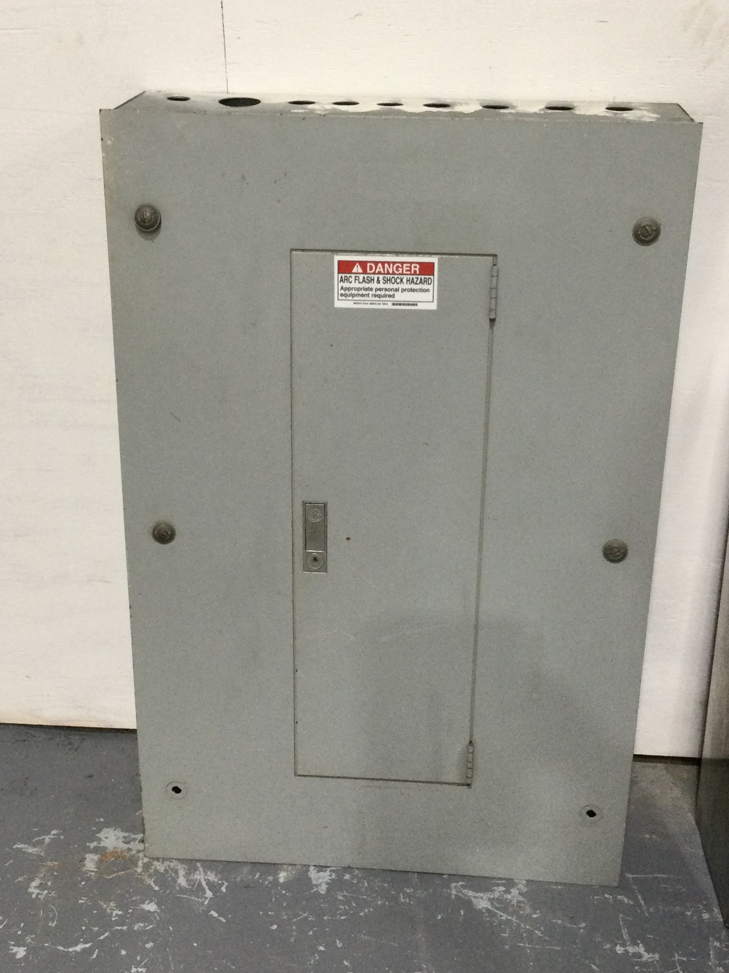 GE General Electric 100 Amp 120/208v 3 Phase 4 Wire Panelboard Enclosu