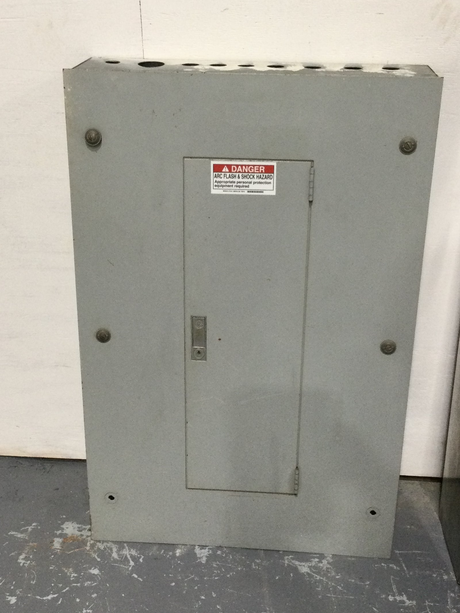 GE General Electric 100 Amp 120/208v 3 Phase 4 Wire Panelboard Enclosu