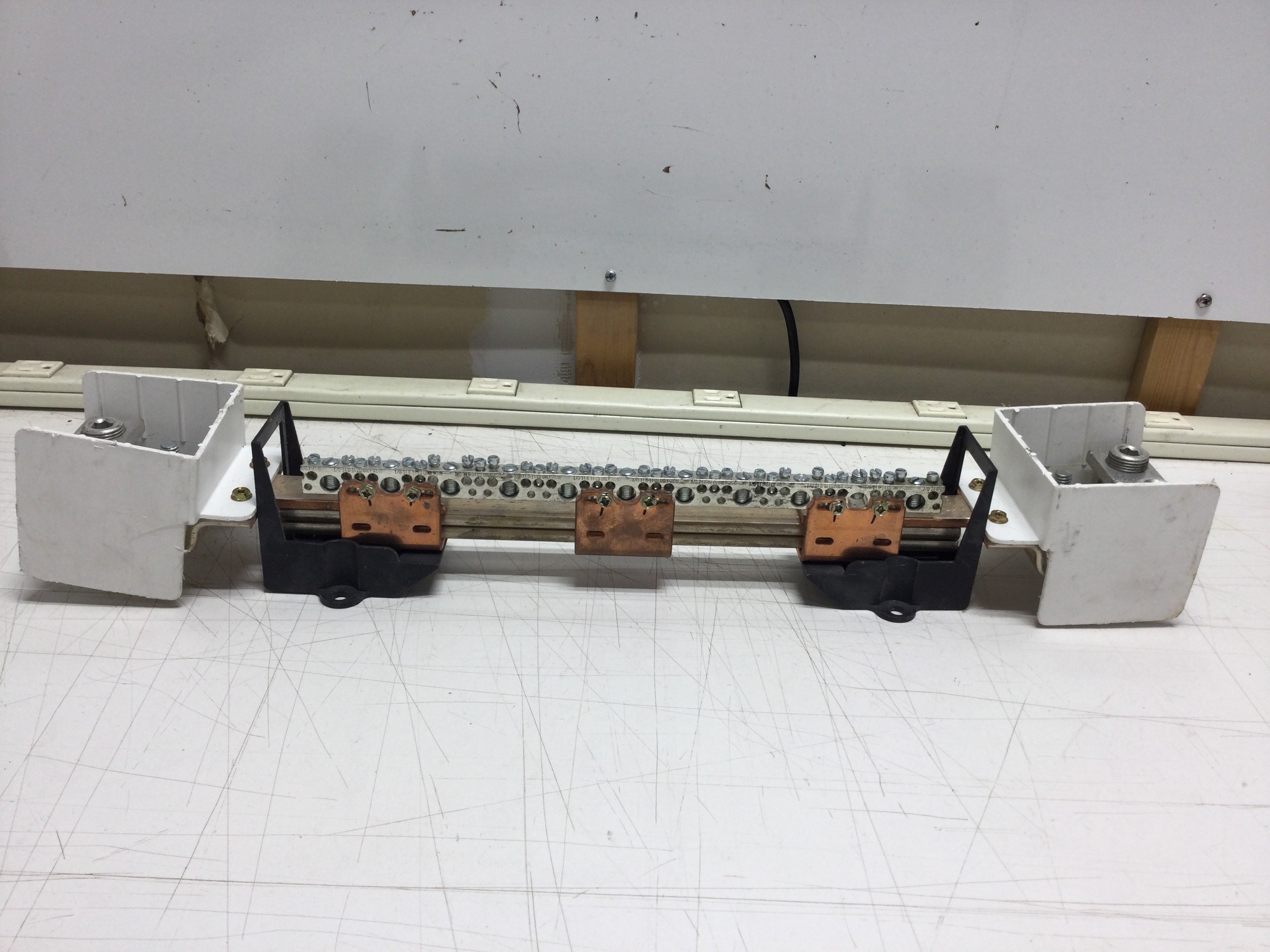 Eaton/Cutler-Hammer 1C96652 G06 Neutral Kit for 225 Amp Panel Board/Lo