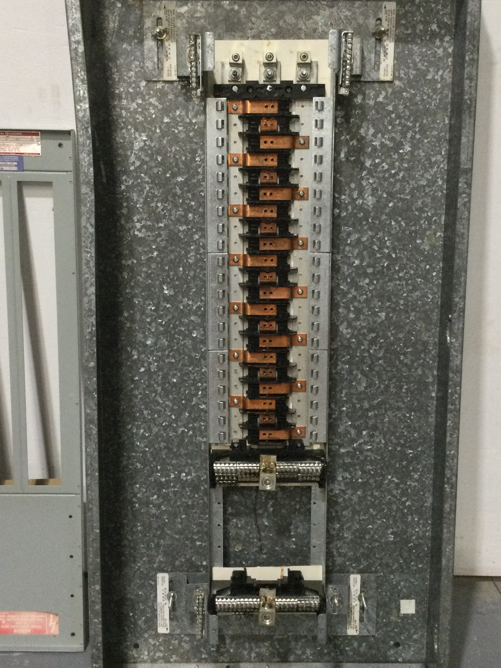 GE General Electric NLAB 100 Amp 3 Phase 4 Wire 120/208V Panelboard En