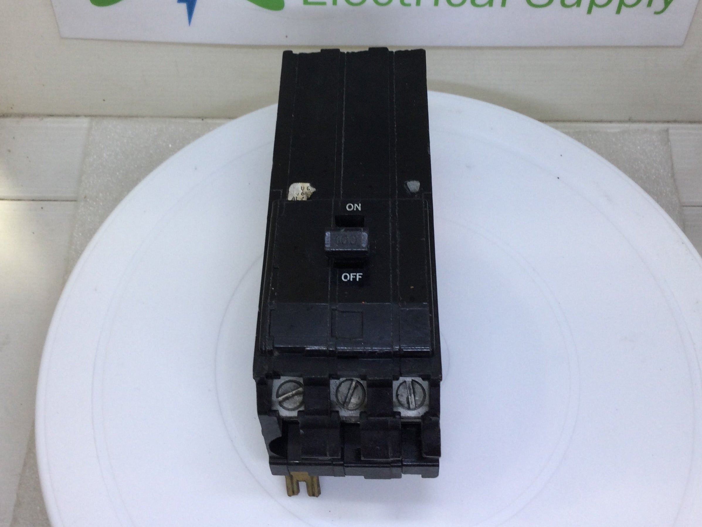 Square D Q13100 100 Amp 3 Pole 240V Plug In Circuit Breaker Q1-3100