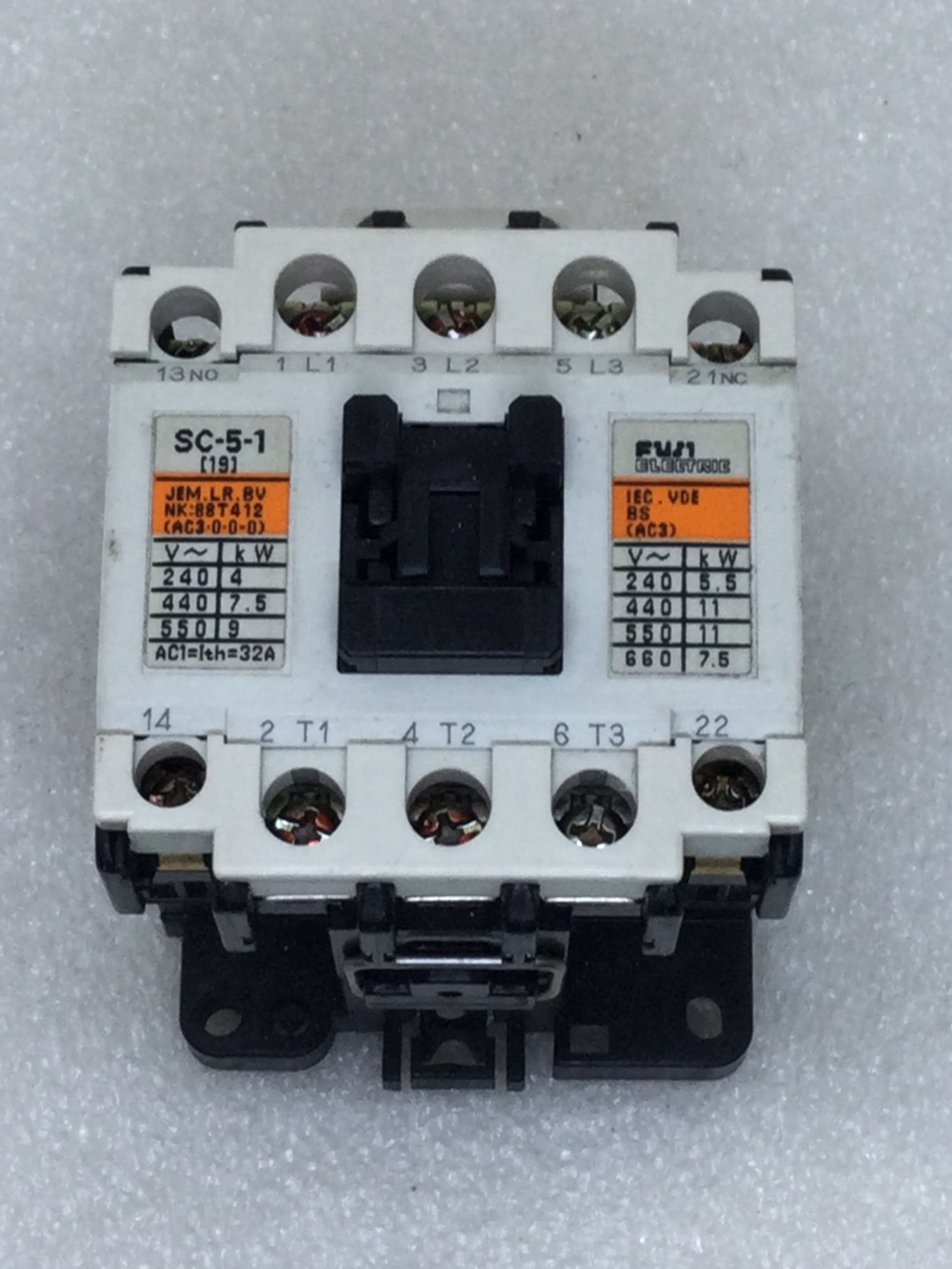 Fuji Electric SC-5-1 Magnetic Contactor 32 Amp 3 Phase 240-550 VAC wit