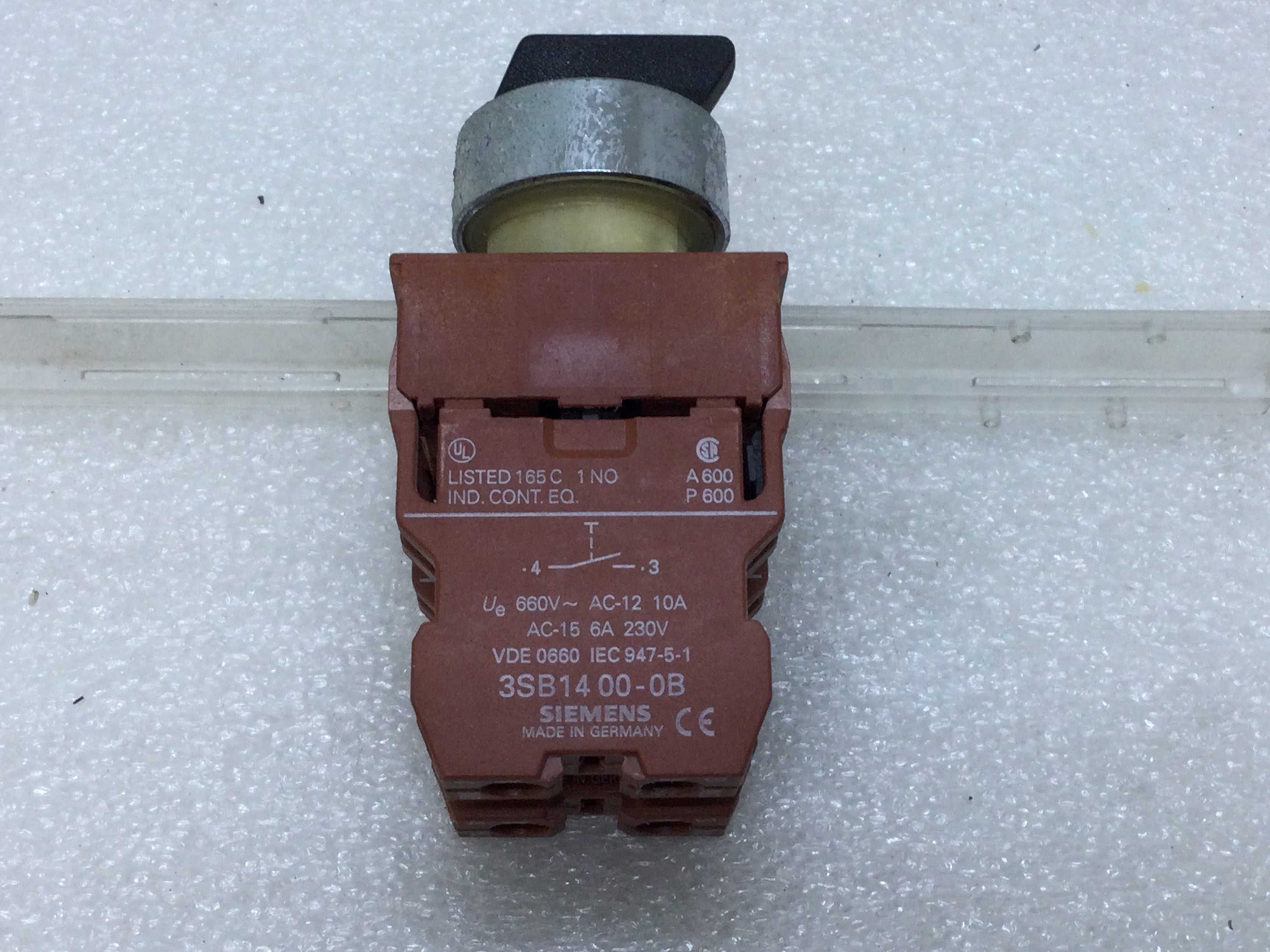 Siemens 3SB14 00-0B Selector Switch 3-Position Left Maintain Right Mom