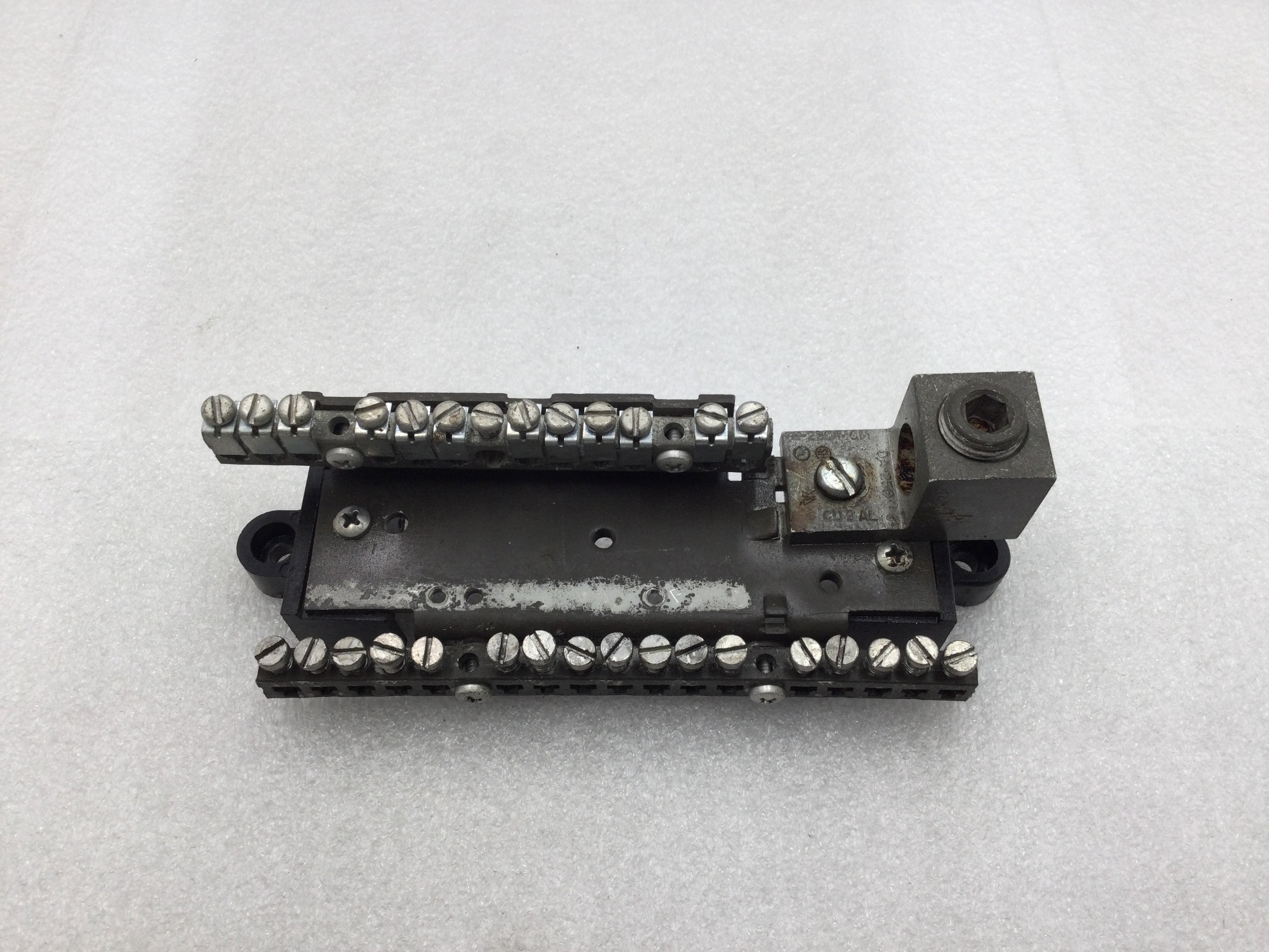 Square D QON30-40 30 Position Isolated Neutral/Ground Bar with 250 MCM