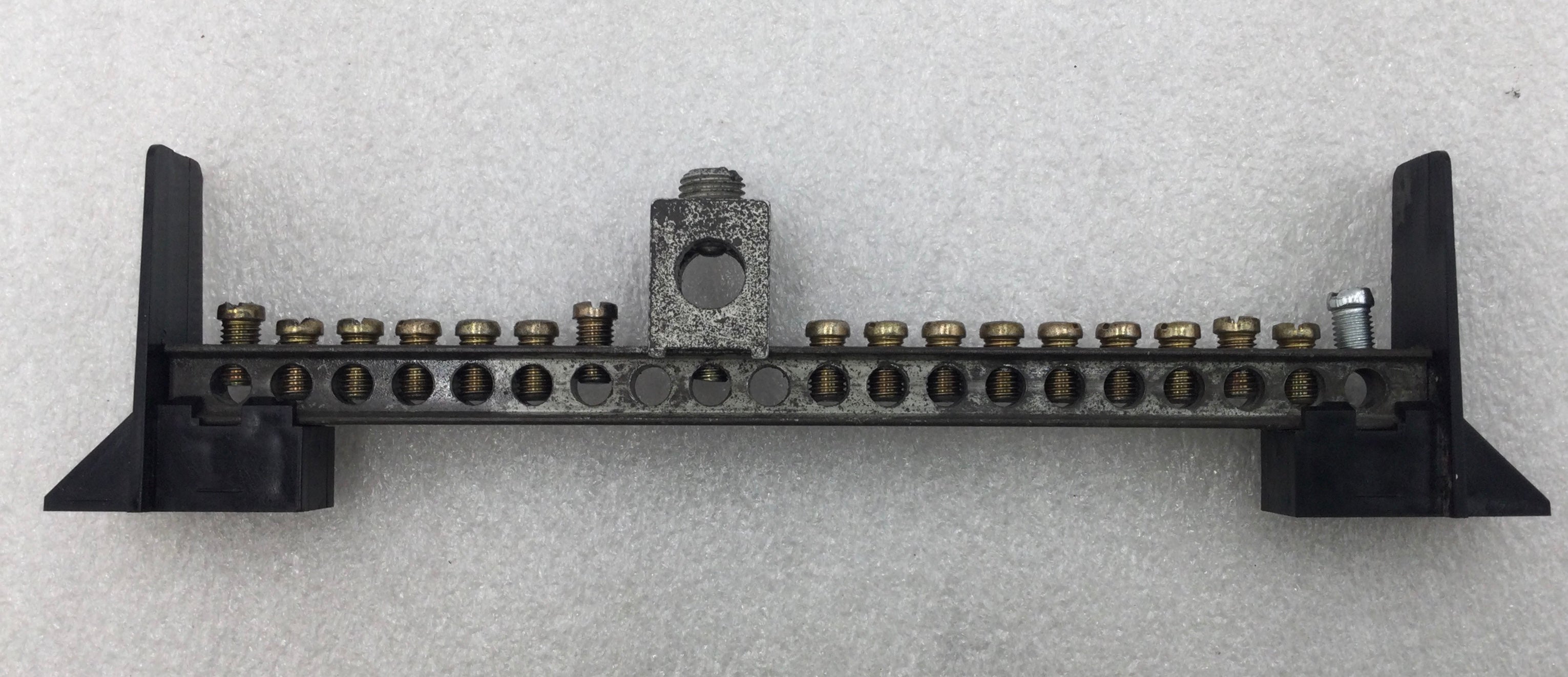 GE TLM812RCU 20 Position 4-14AWG Neutral/Isolated Grounding Bar 9 1/4"