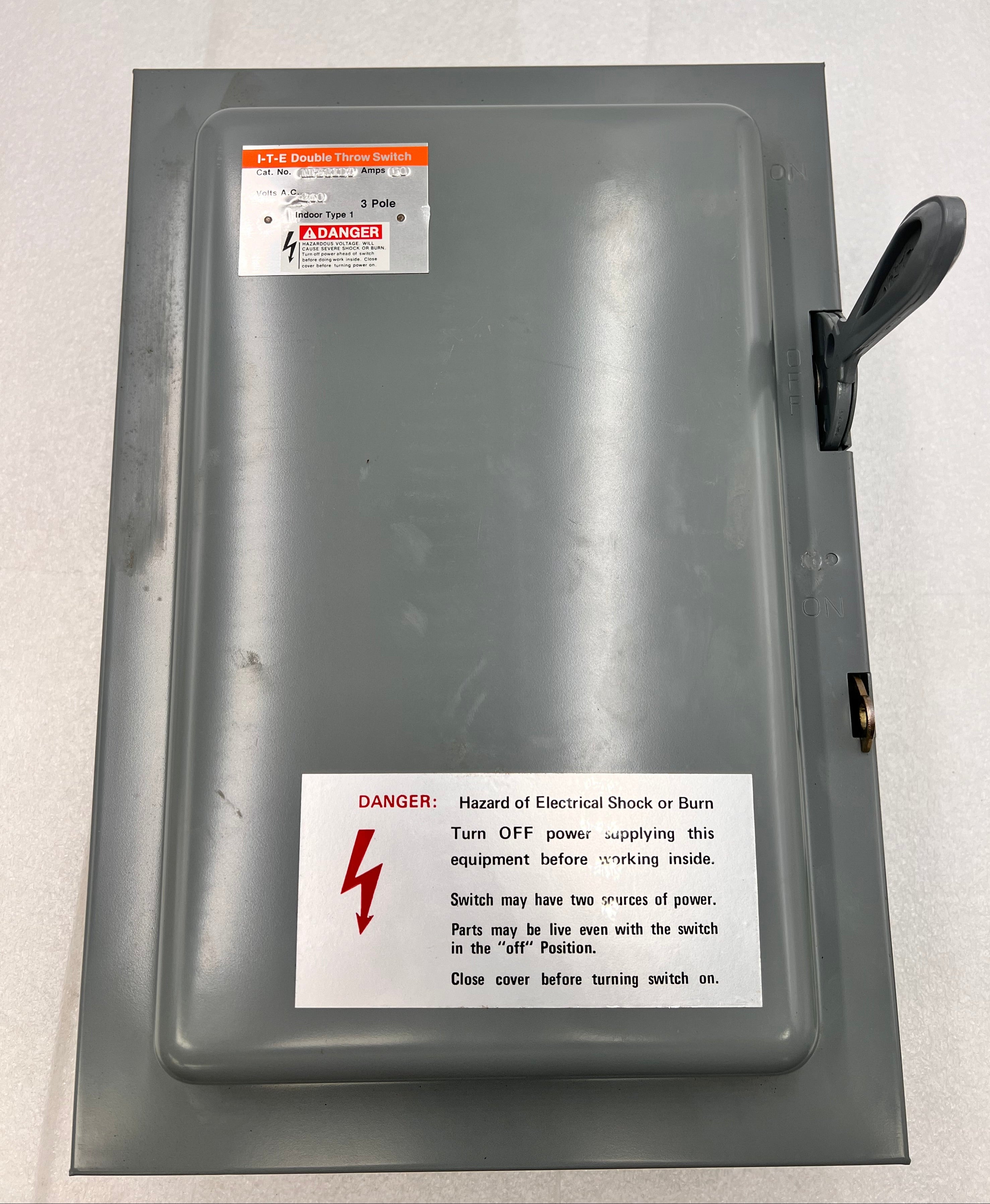 ITE NF321DT 30 Amp 2 Pole 240V Type 1 double Throw Enclosed Switch