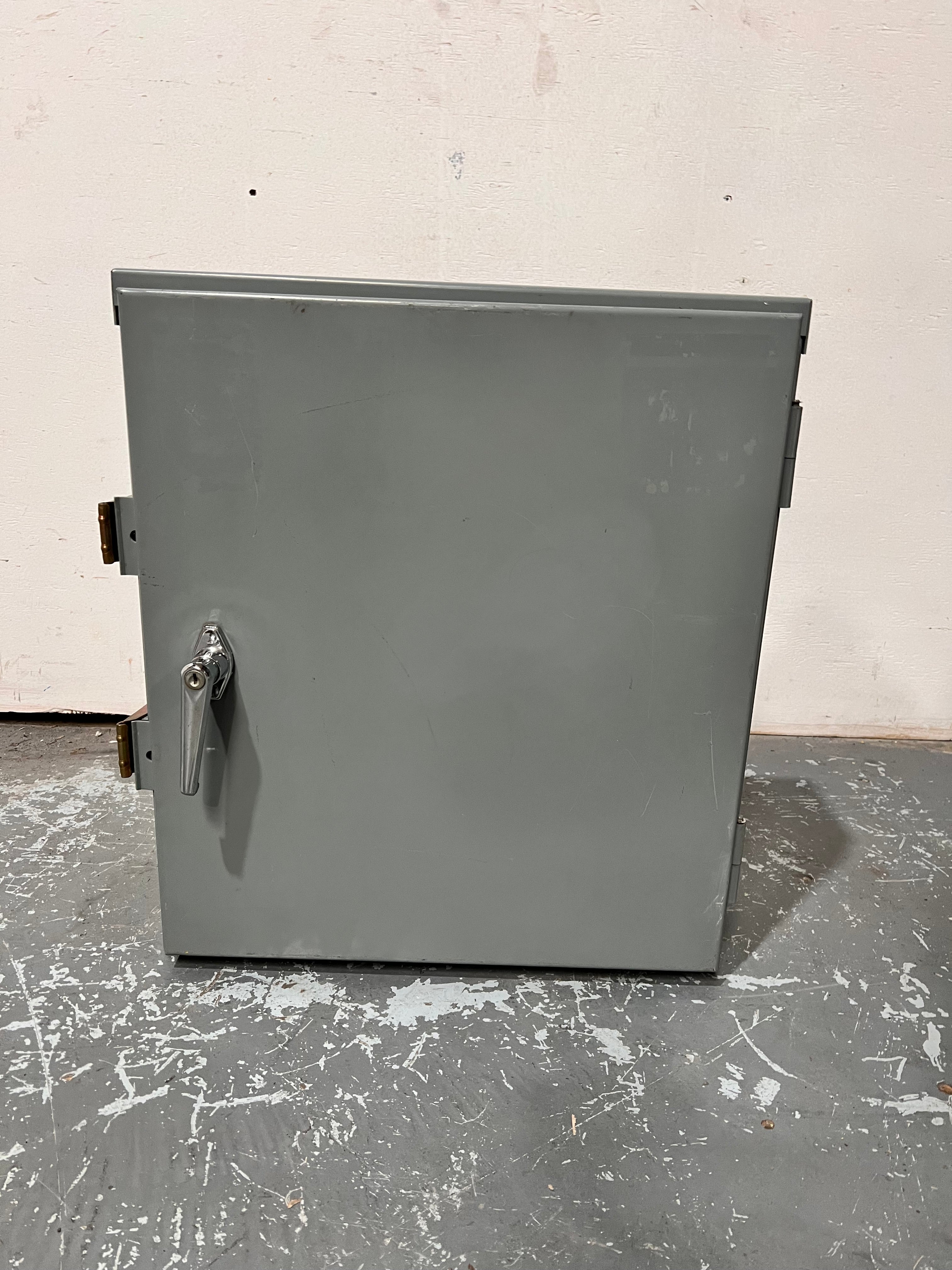 Square D Enclosure MH23WP w/Panel Board 120/208vac 225 Amp 3 Phase 4 W
