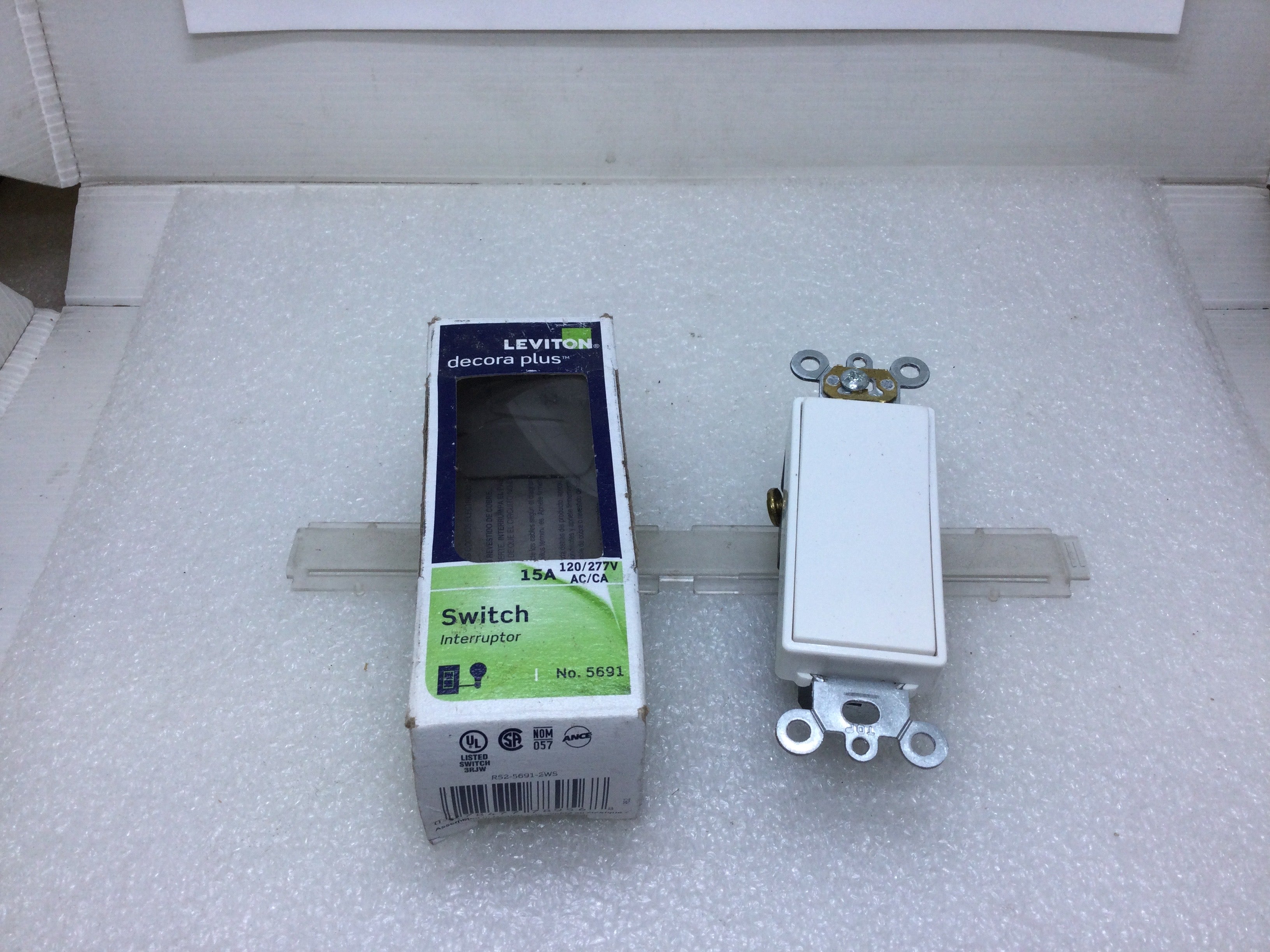 Leviton Decora Plus 5691-2WS Rocker Switch Interrupter 15 Amp 120/277V
