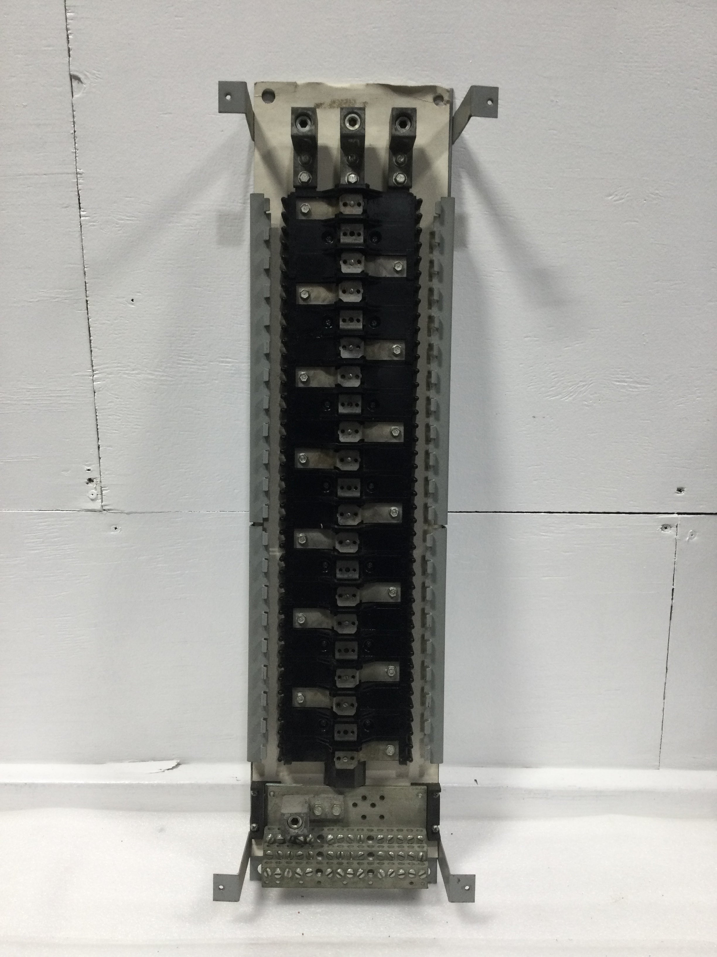 Federal Pacific FPE NB Series 225 Amp 3 Phase 42 Space 120/208/240 VAC