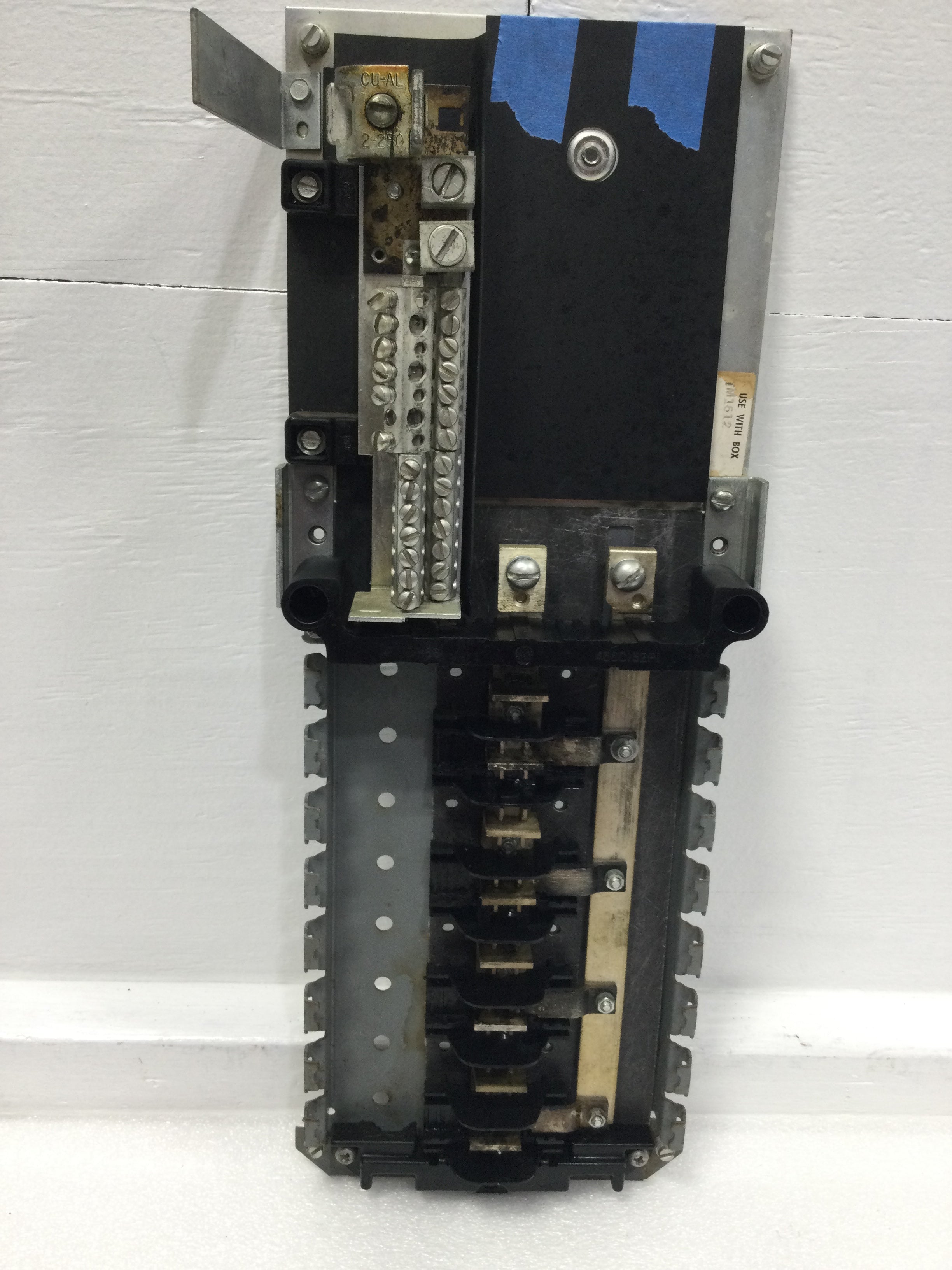 GE General Electric TM1612 150 Amp 16 Space 120/240 VAC Load Center Gu