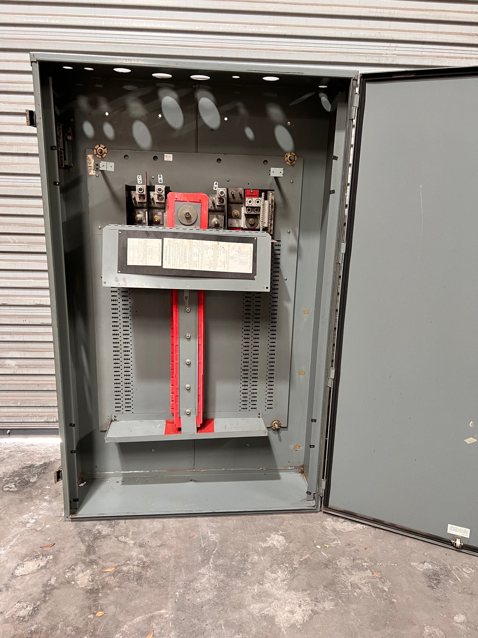 Square D HCW-3268-8 HCW 3Ph 800A 600V I Line MLO Panelboard 68" x 42"