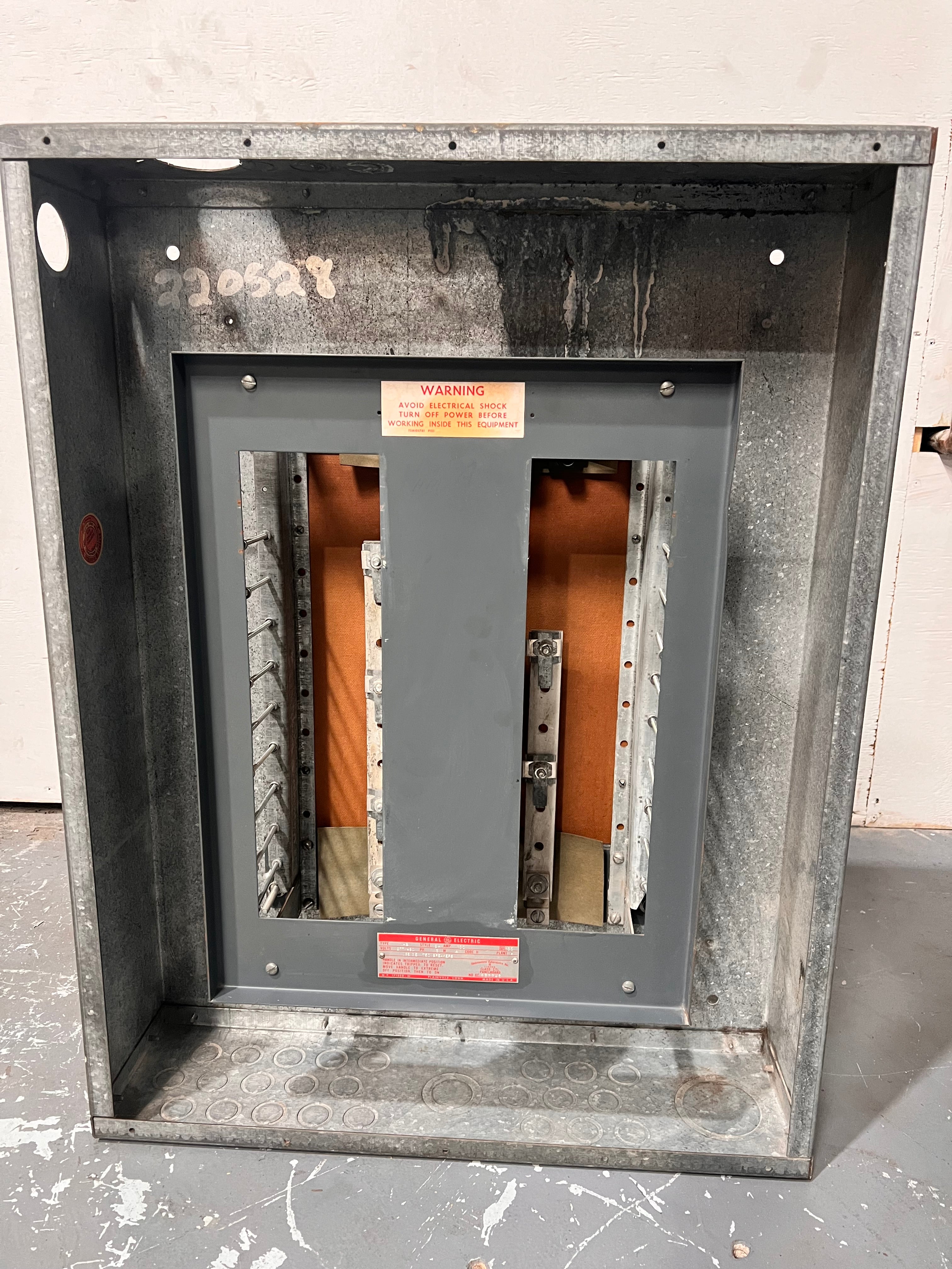 GE General Electric NHB 100 Amp 3 Phase 4 Wire 277/480V Panelboard Enc