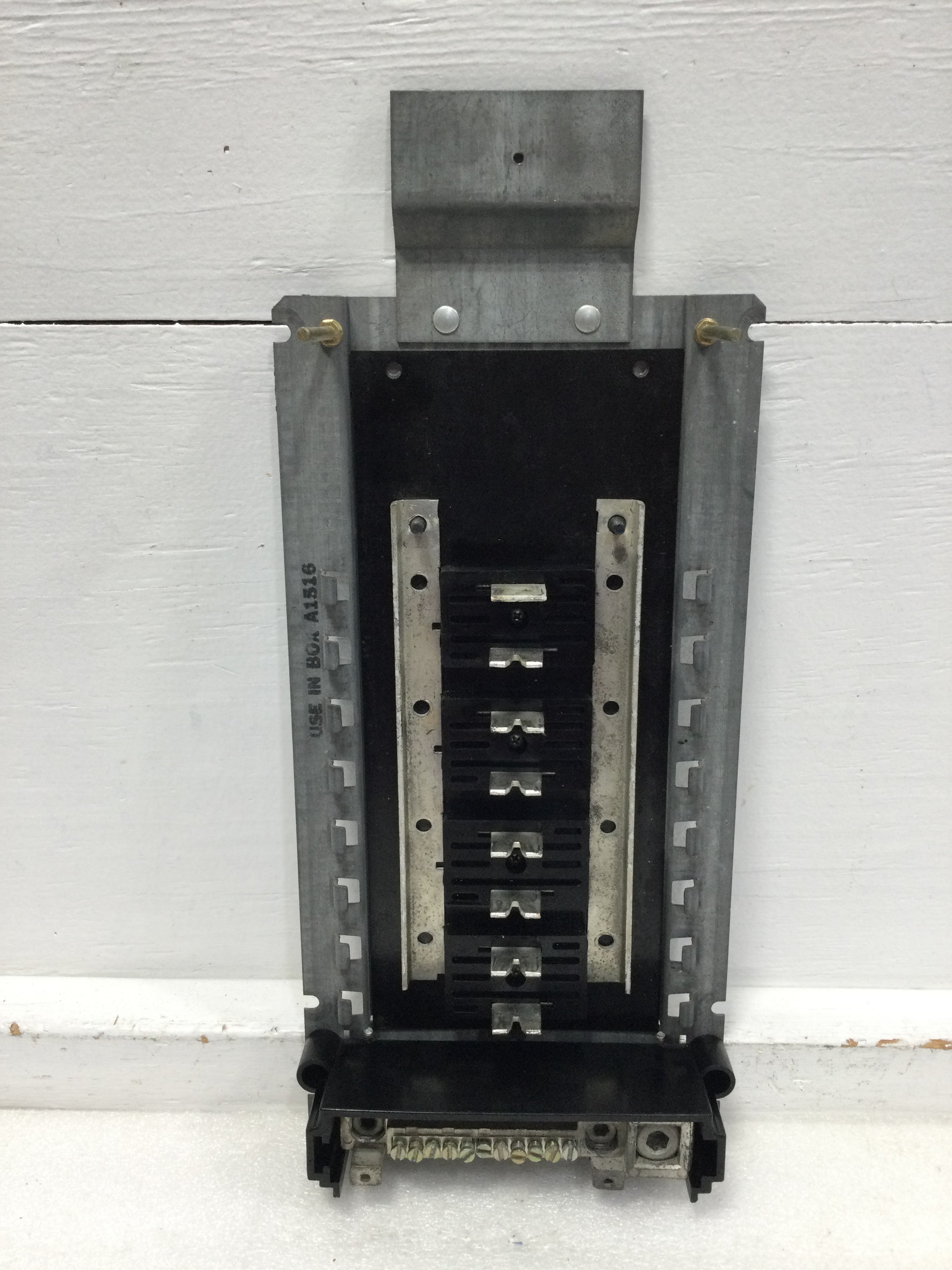 ITE/Gould 200 Amp 8 Space/30 Circuit 120/240 VAC Load Center Guts Only