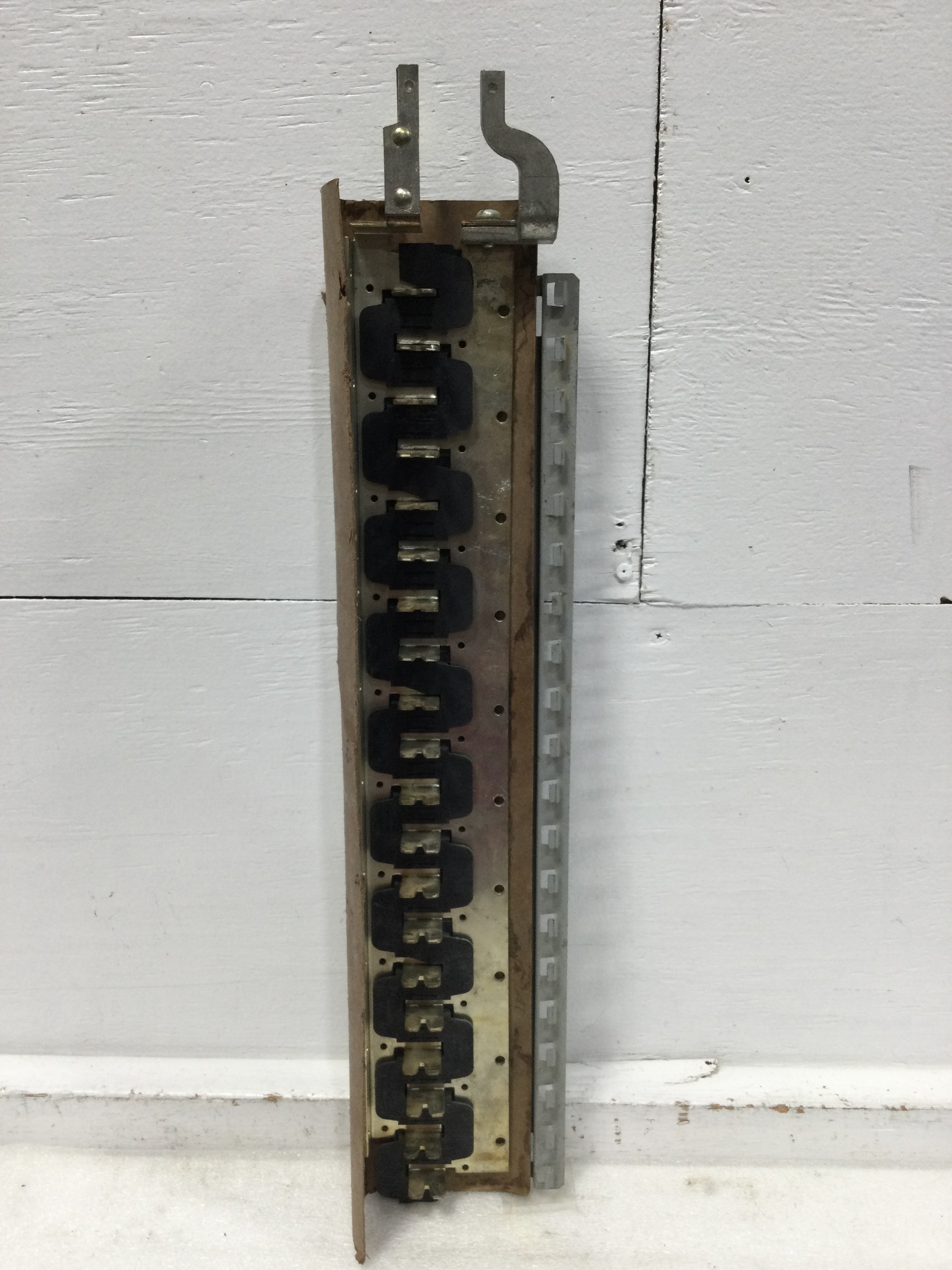 Challenger 200 Amp 40 Space 120/240 VAC Buss Bar/Guts Only 5" X 23"