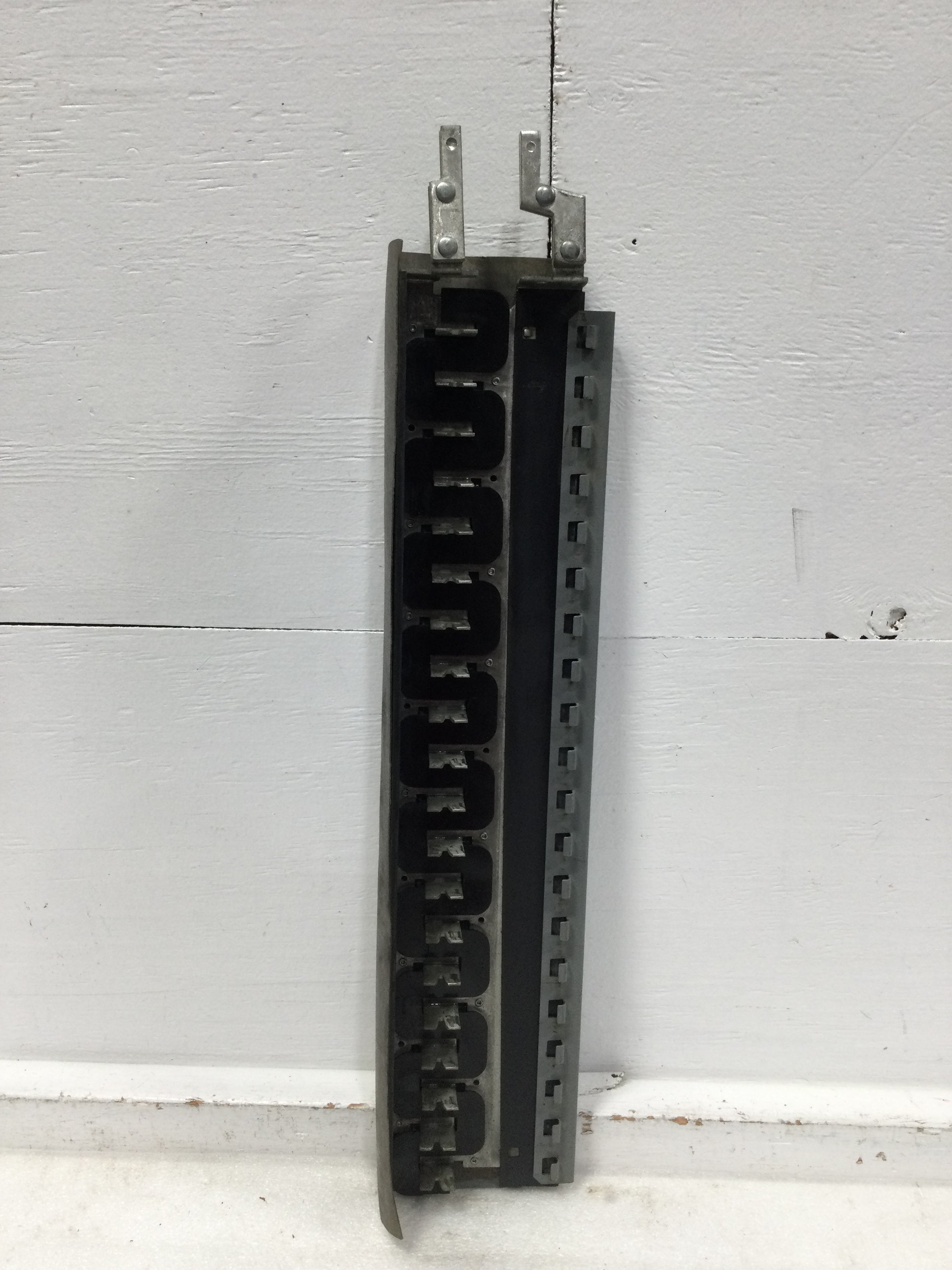 Eaton 200 Amp 20 Space 120/240 VAC Buss Bar/Guts Only 5" X 23"