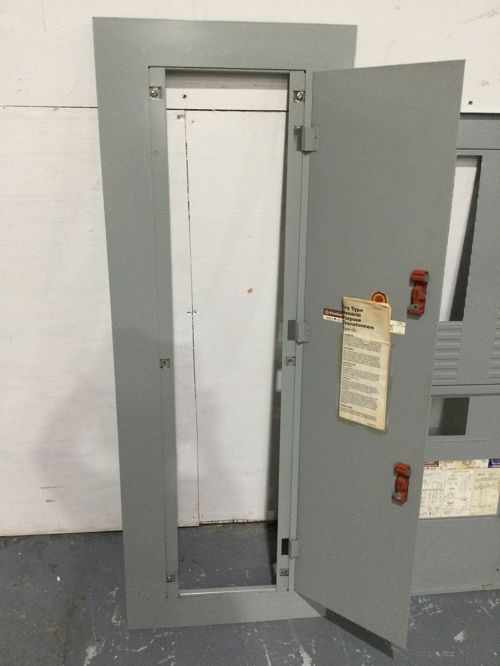 GE General Electric AEF3422MBX 225 Amp 480Y/277V 3-Phase 4 Wire 42-Cir