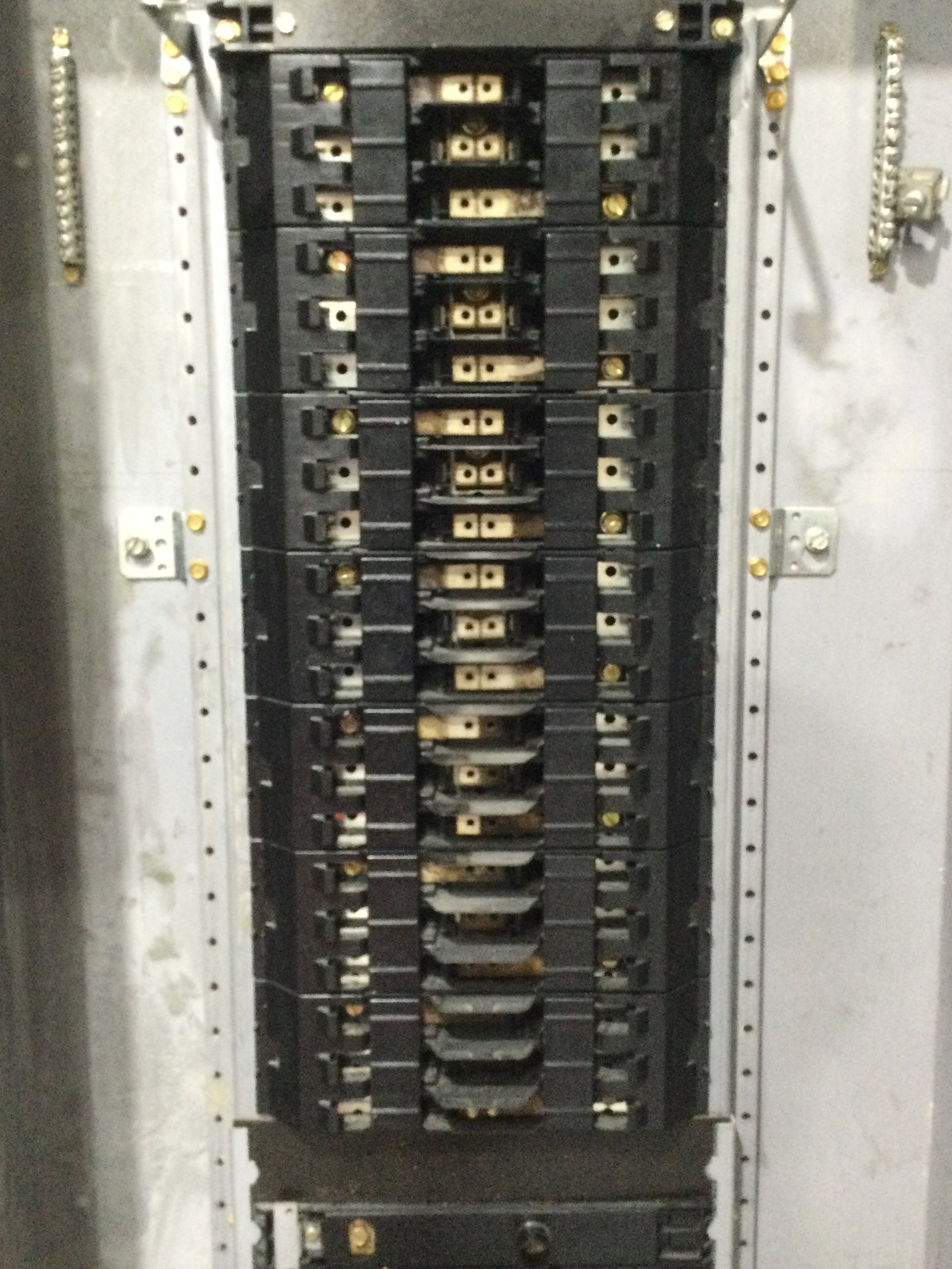 GE General Electric AEF3422MBX 225 Amp 480Y/277V 3-Phase 4 Wire 42-Cir