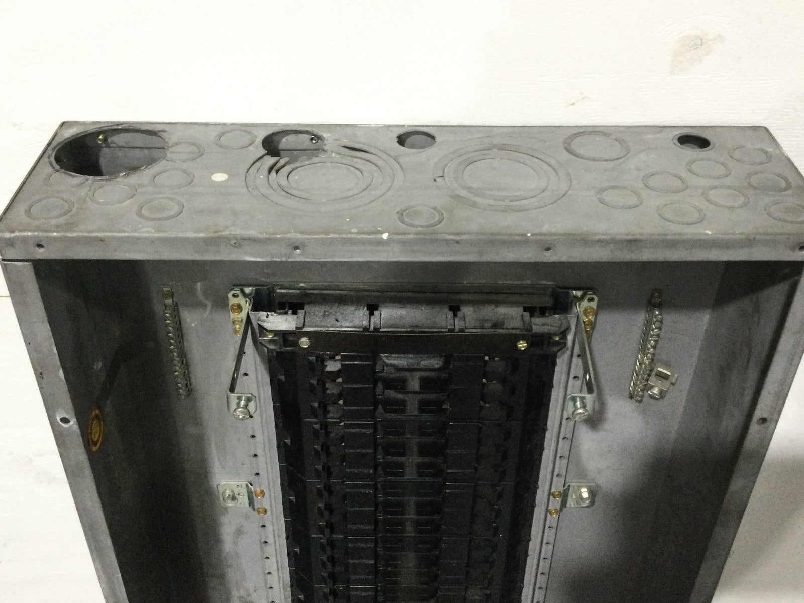 GE General Electric AEF3422MBX 225 Amp 480Y/277V 3-Phase 4 Wire 42-Cir