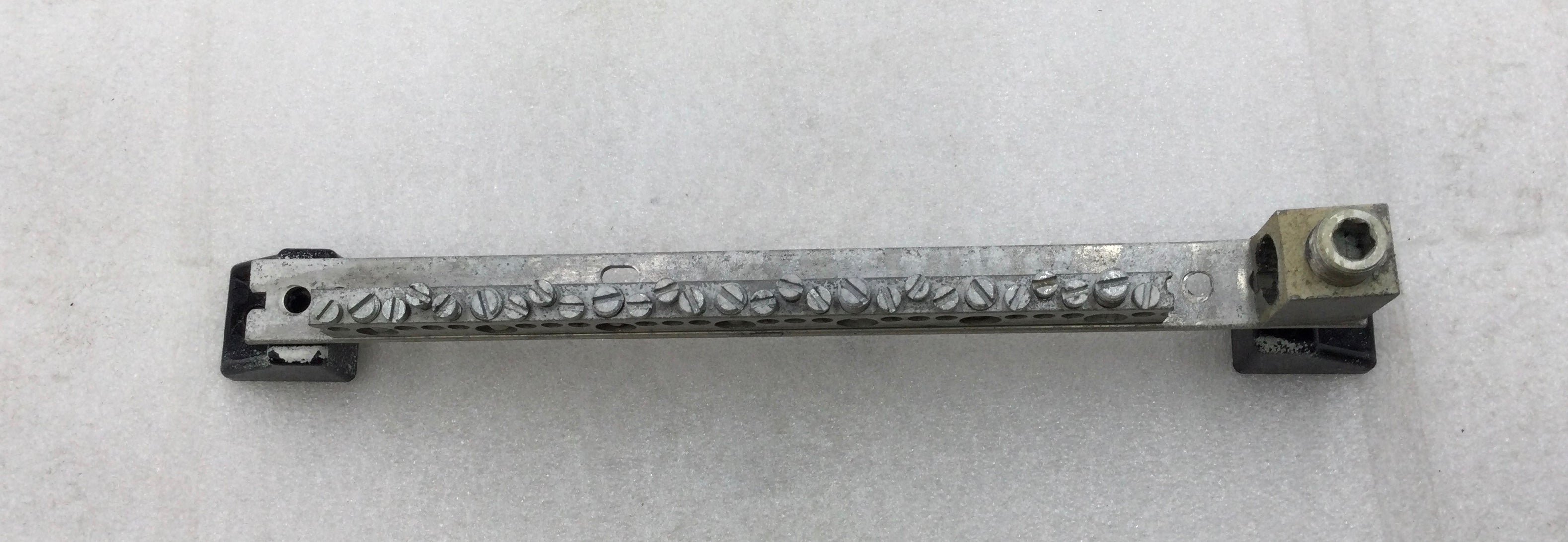 GTE MLB20 225 Amp 27 Position Neutral/Isolated Grounding Bar 11 3/4" x