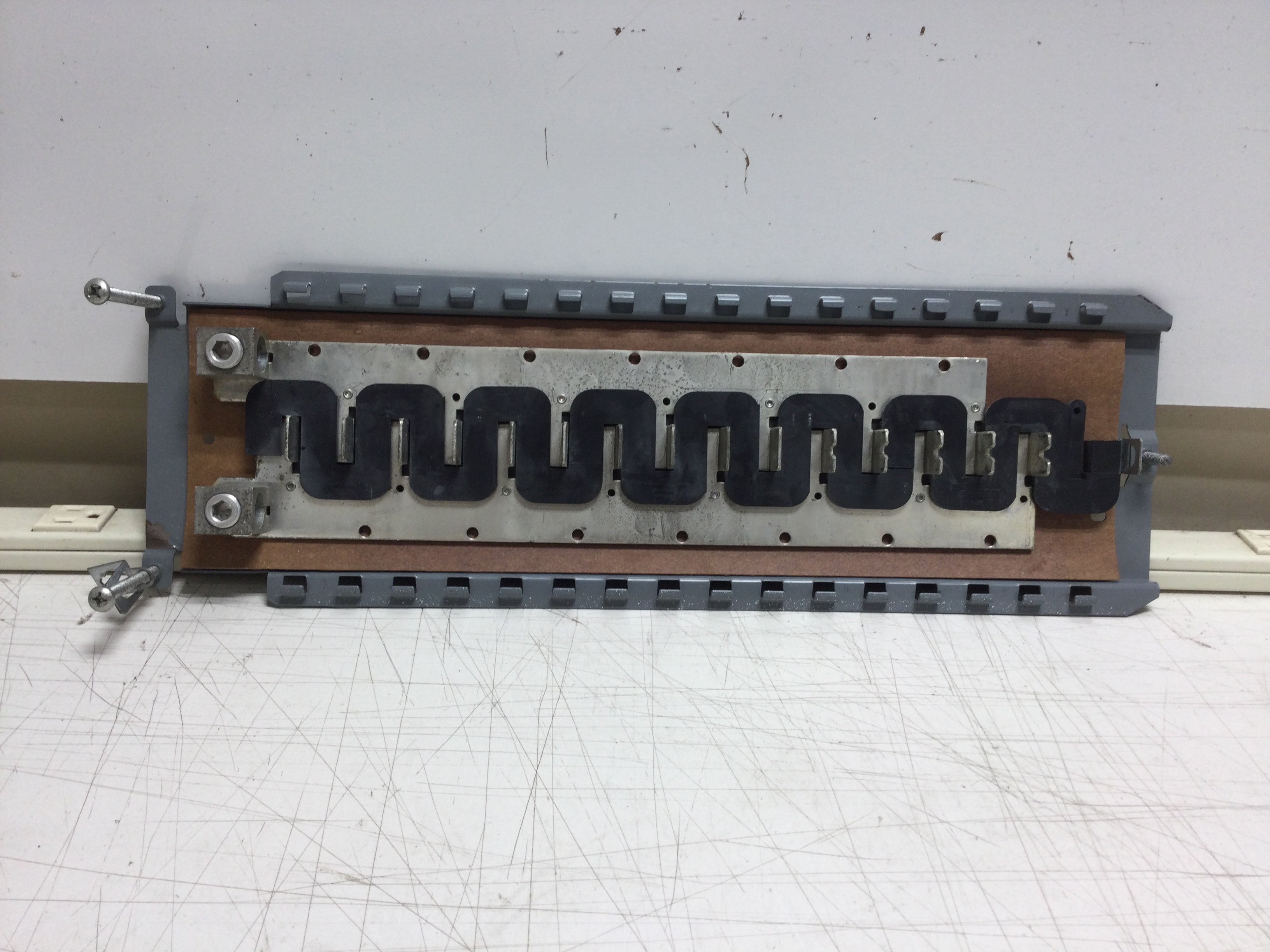 Eaton 15 Space/40 Circuit 200 Amp Main Lug Load Center Guts Only 6" X