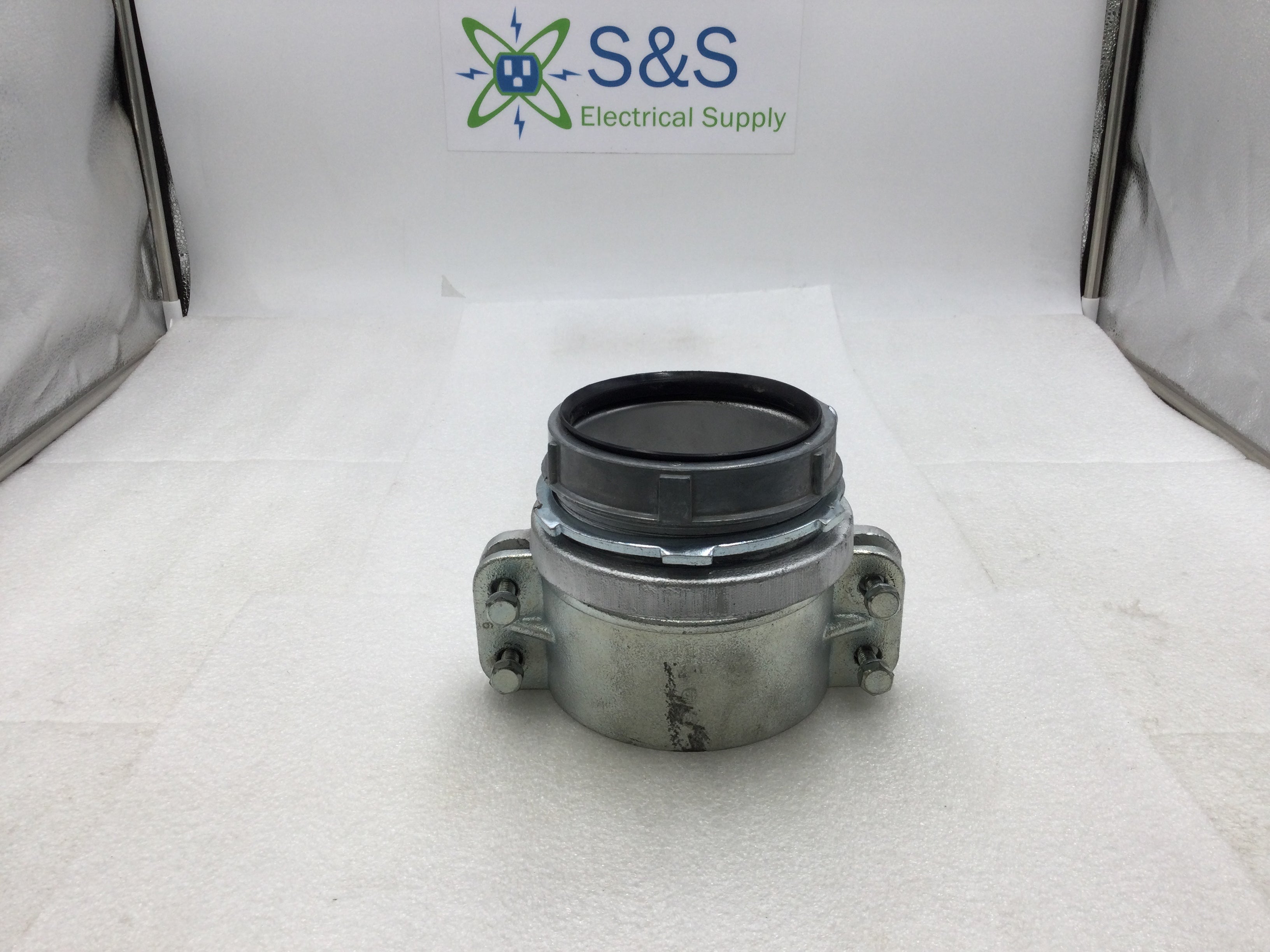 4" Malleable Flexible Conduit Squeeze Style Connector with Insulated B