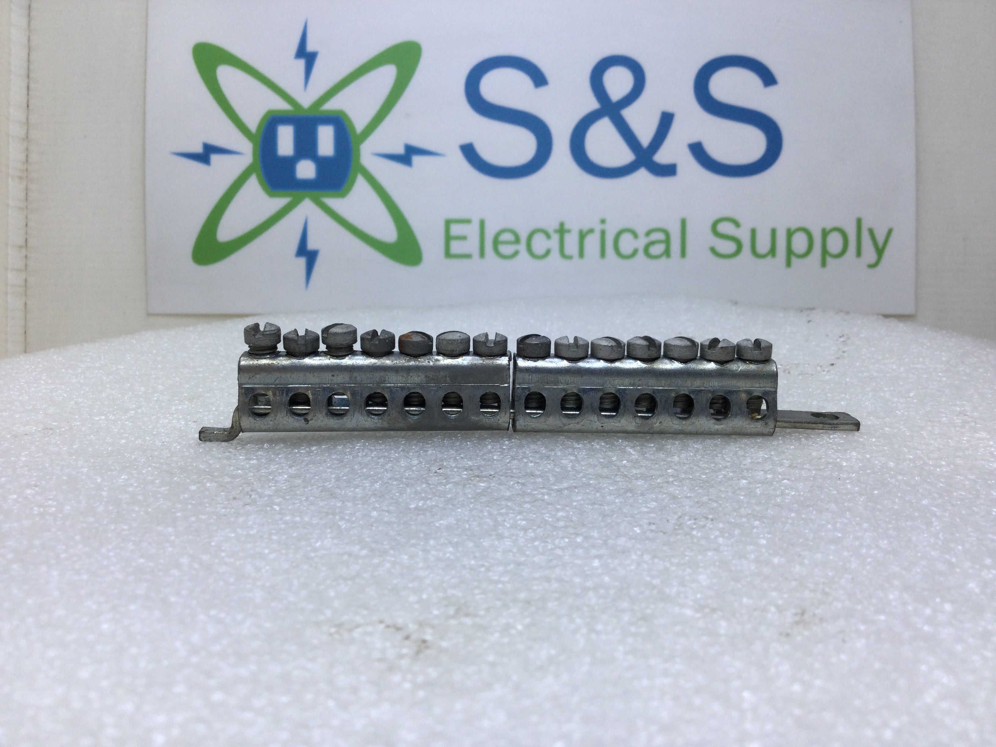 General Electric TM1615 14 Position 4-14 AWG Grounding/Neutral Bar 4 1