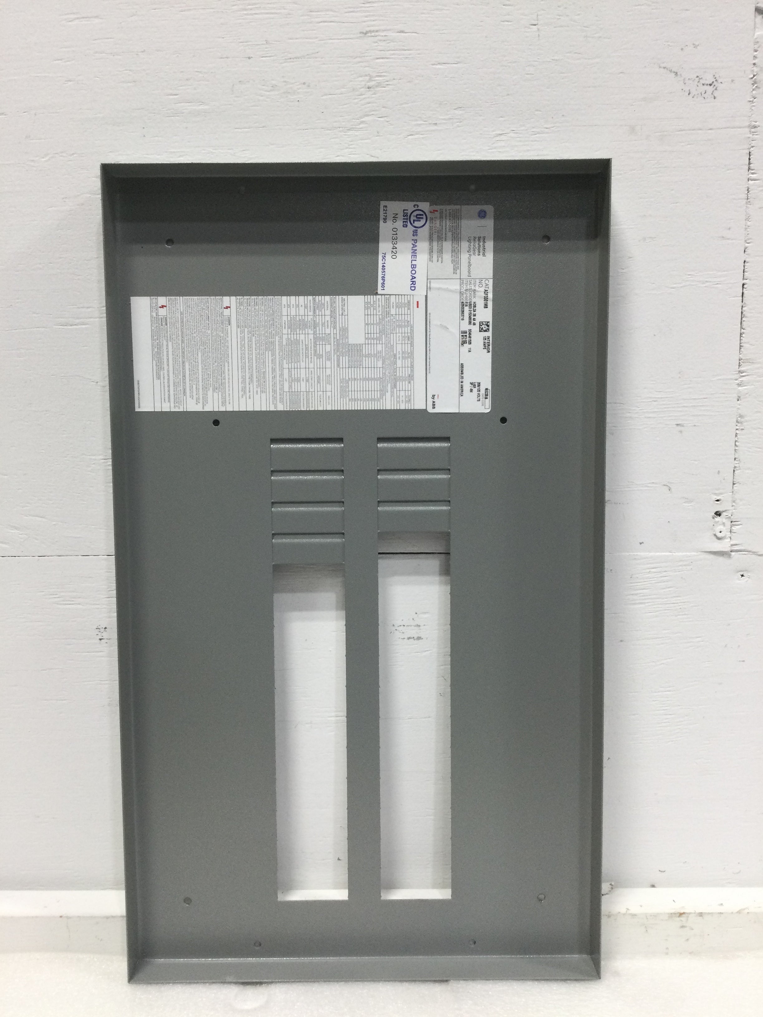 General Electric Reliagear Lighting Panelboard AQF3301MB Main Lug Pane