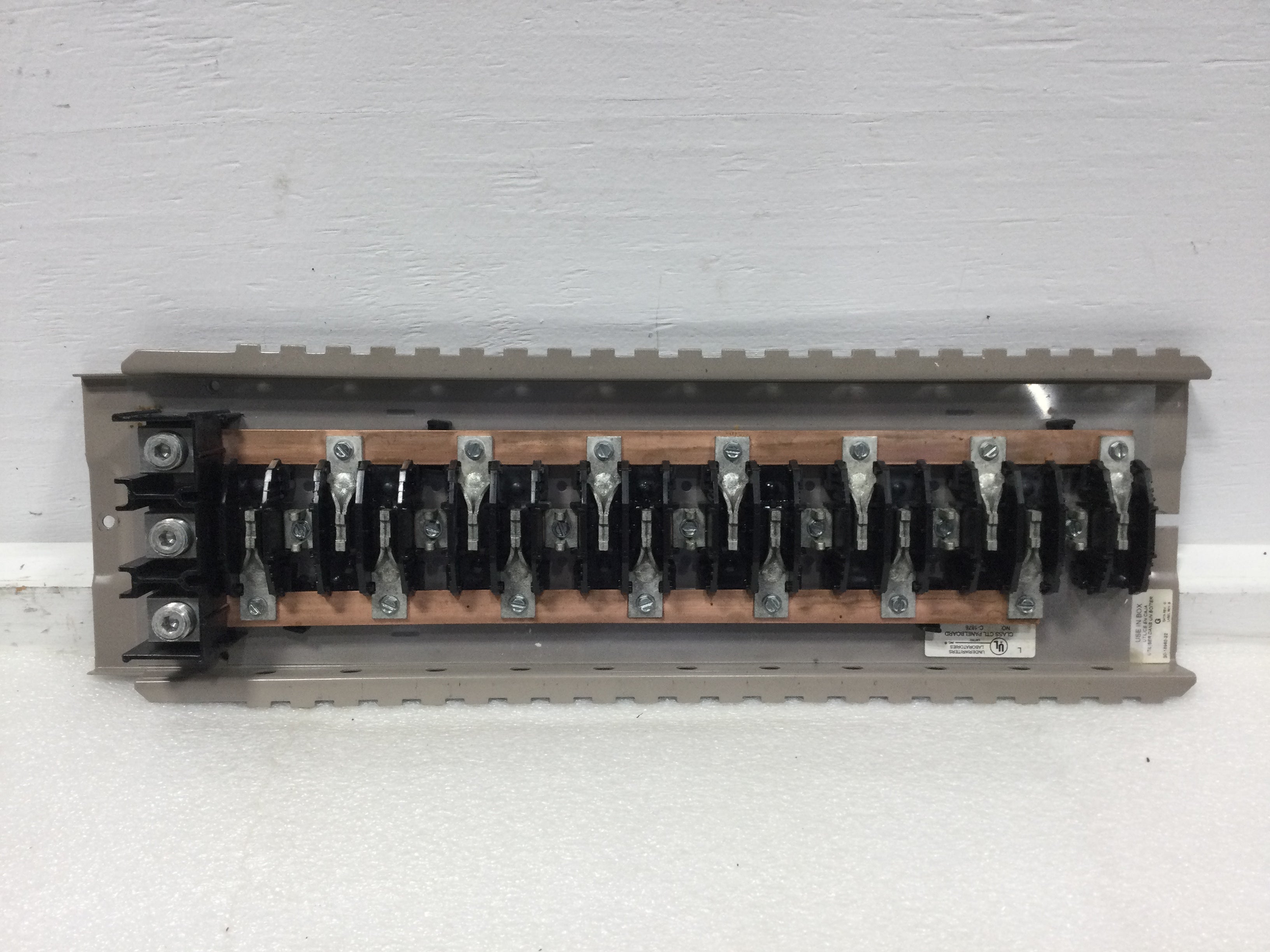 Eaton 21 Space/42 Circuit 200 Amp 120/240 VAC 3 Phase MLO Load Center