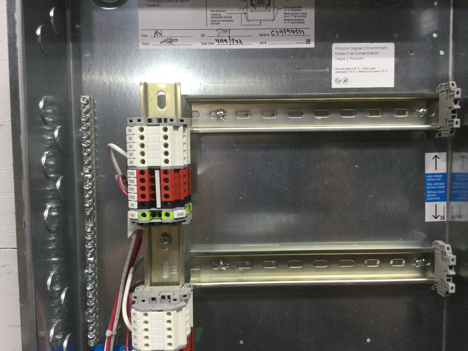 Lutron pd8-65a-120l3-15 120 V~ DIN Breaker Panel