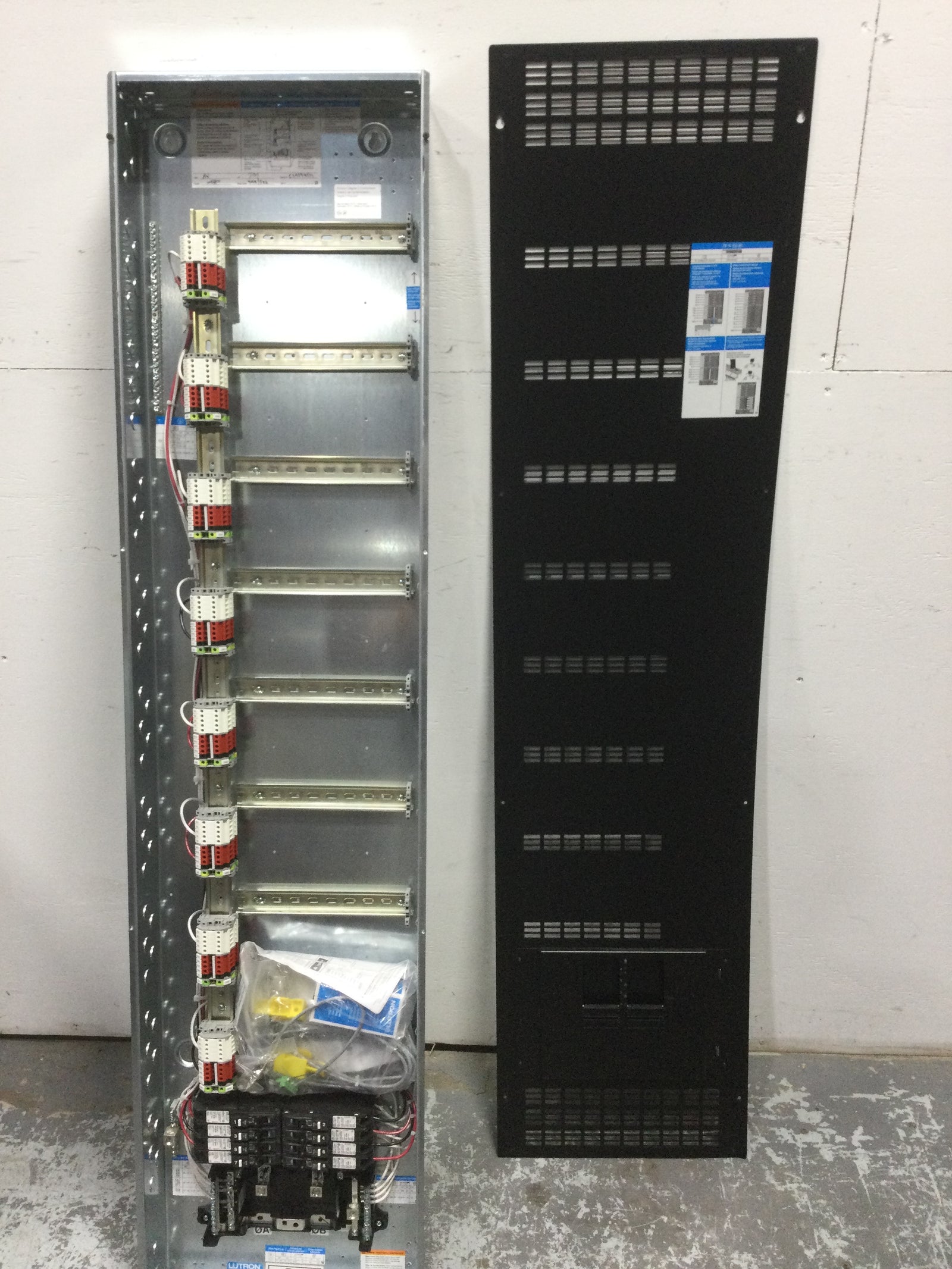 Lutron pd8-65a-120l3-15 120 V~ DIN Breaker Panel