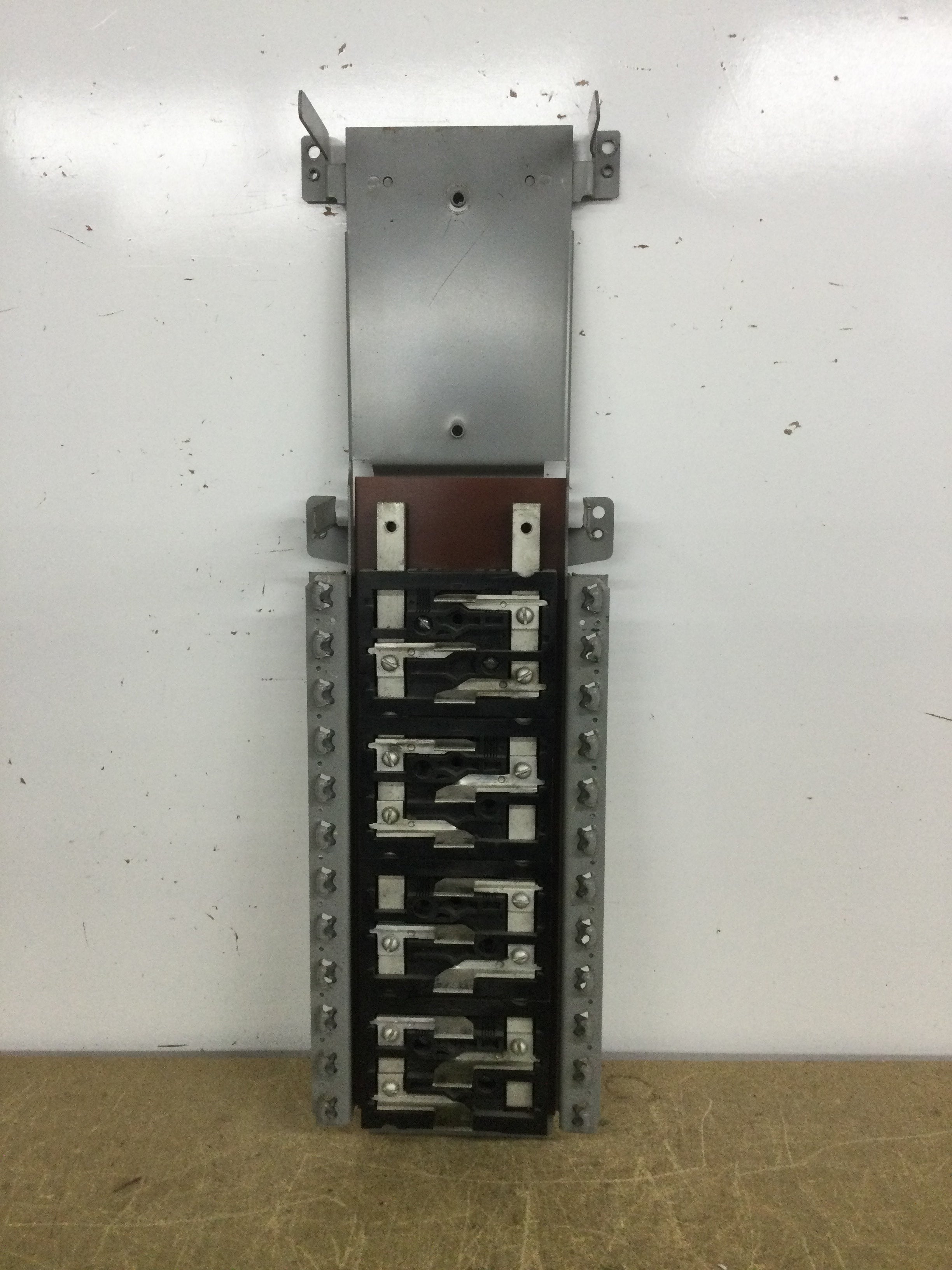 ITE 200 Amp 12 Space/24 Circuit 120/240 VAC Main Load Center Guts Only