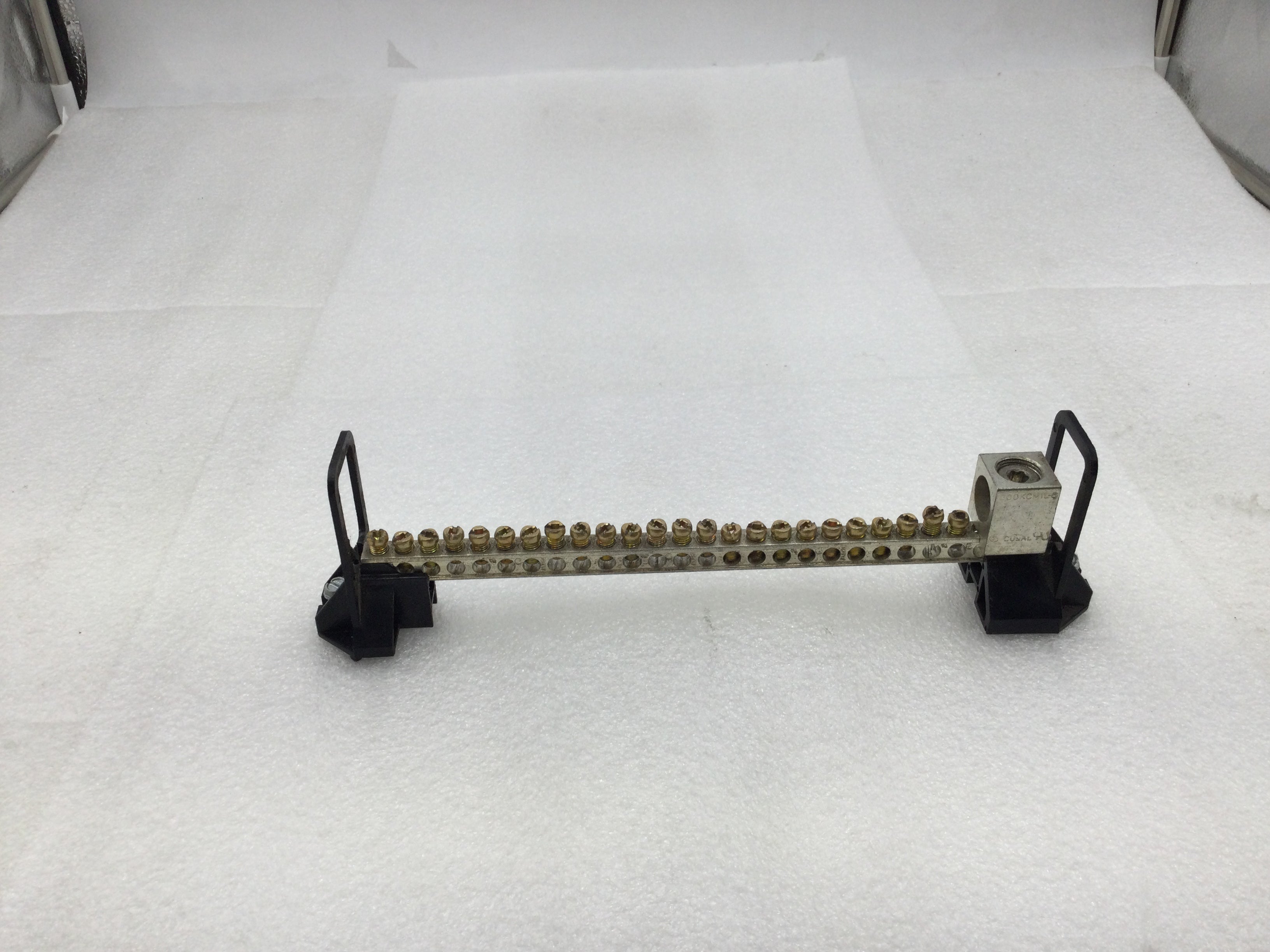 Square D Ground Bar/ Neutral Bar 26 Position 4-14 AWG Main Lug 300kcmi