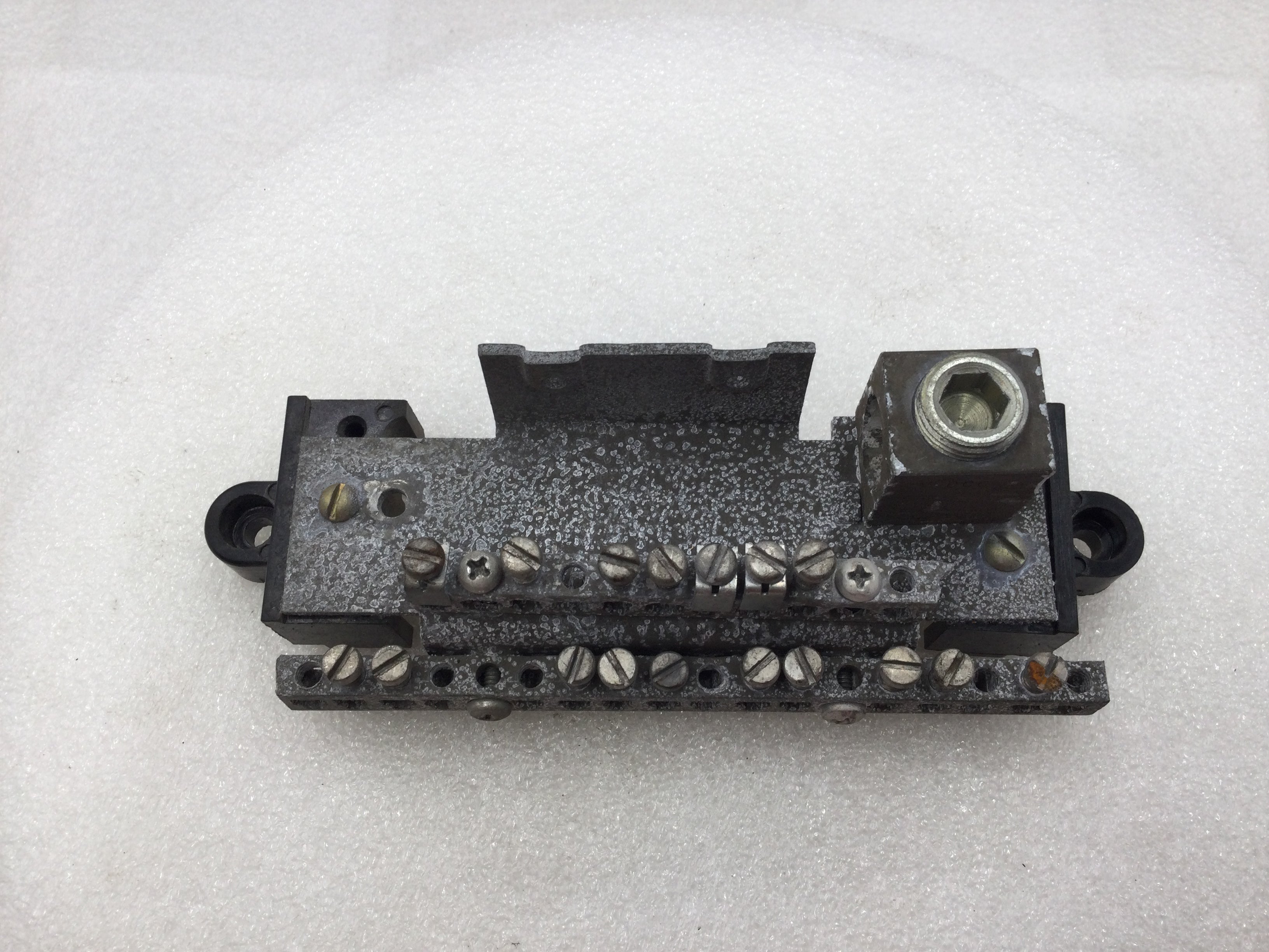 Square D 25 Position Isolated Neutral/Ground Bar with 300 MCM Lug and
