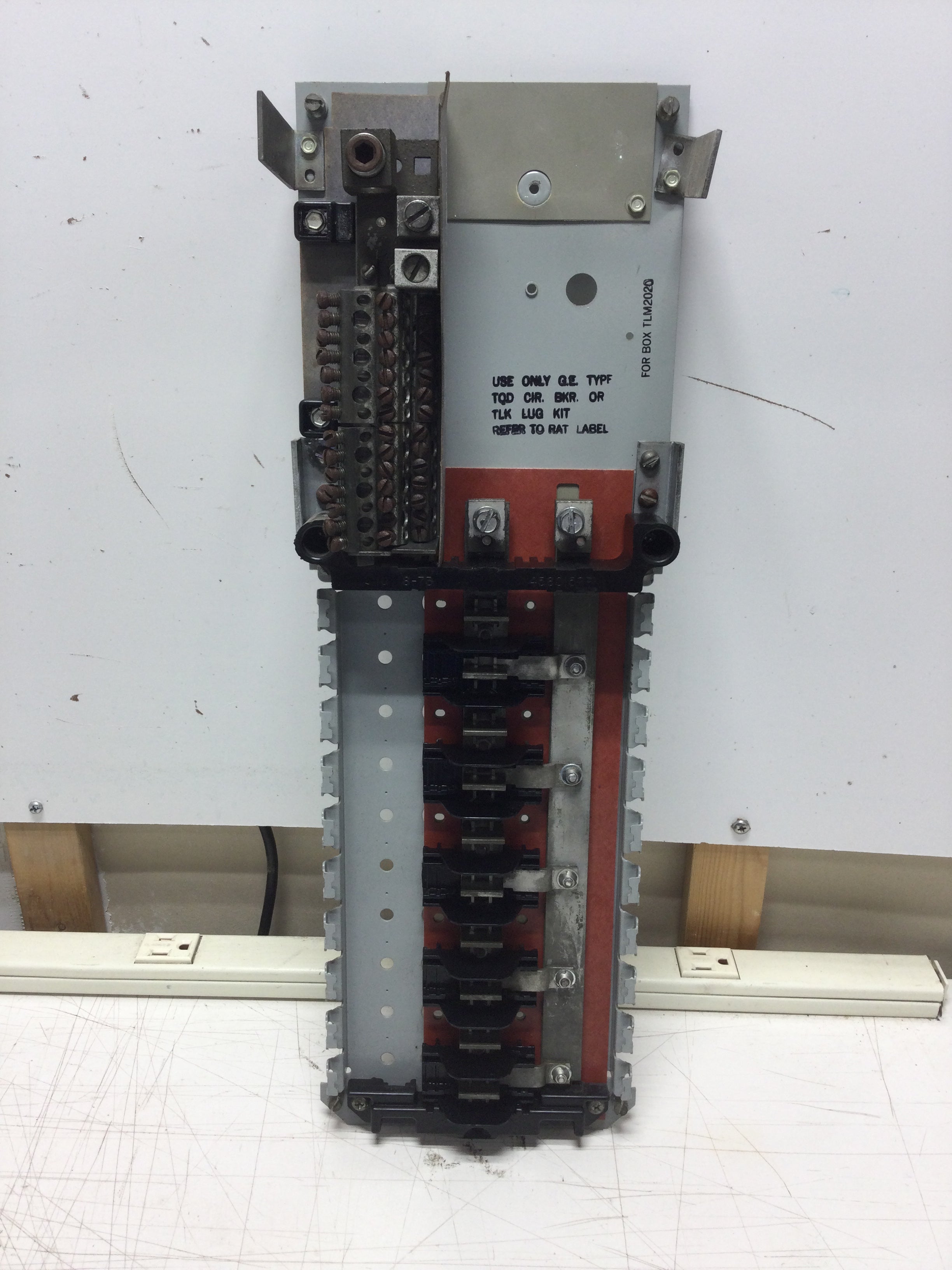 GE TLM2020 200A Single Phase 20 Circuit Main Breaker Panel Guts Only 6