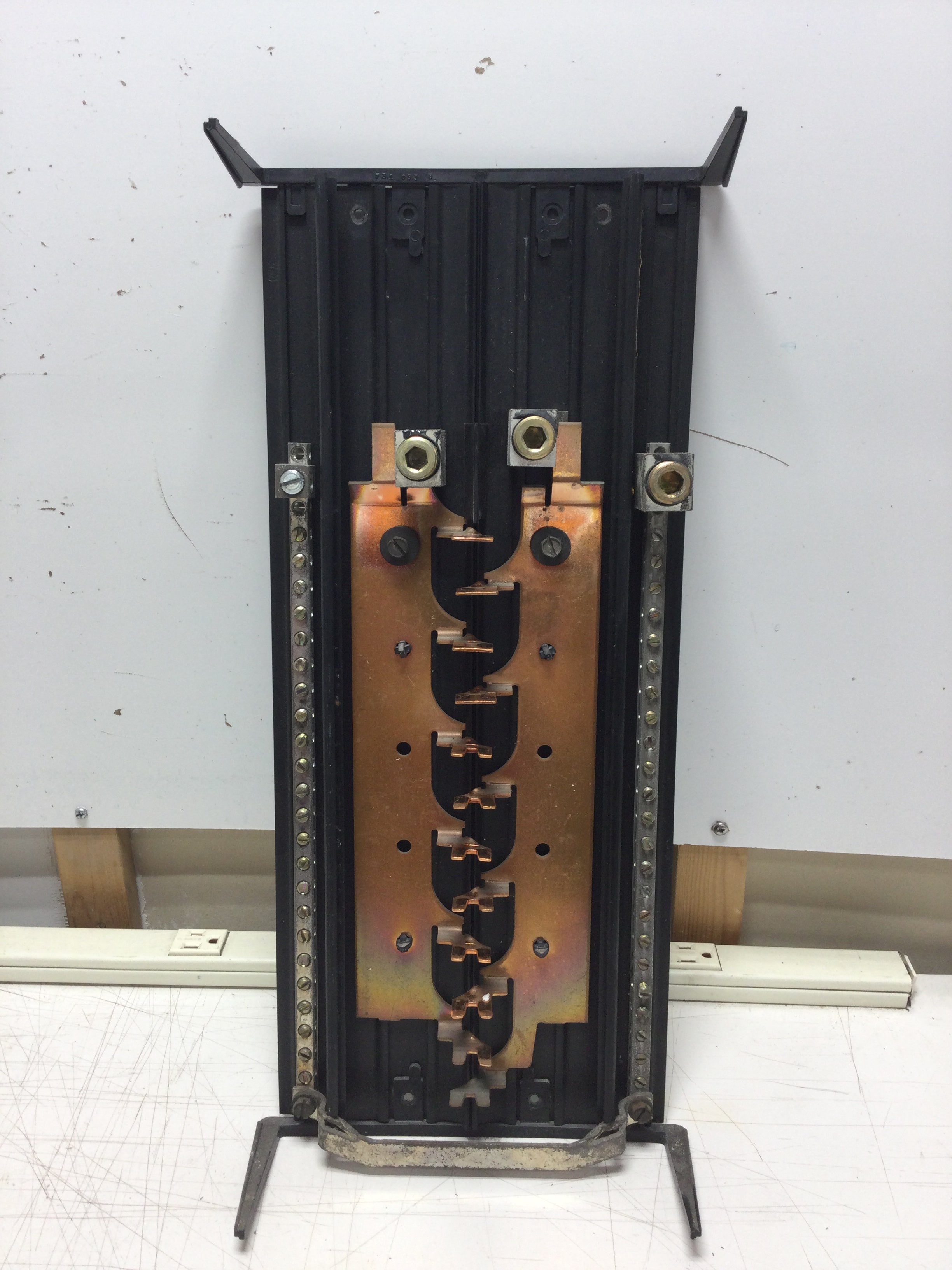 Siemens 12 Space/40 Circuit 200 Amp 120/240V 1 Phase 3 Wire Copper Bus