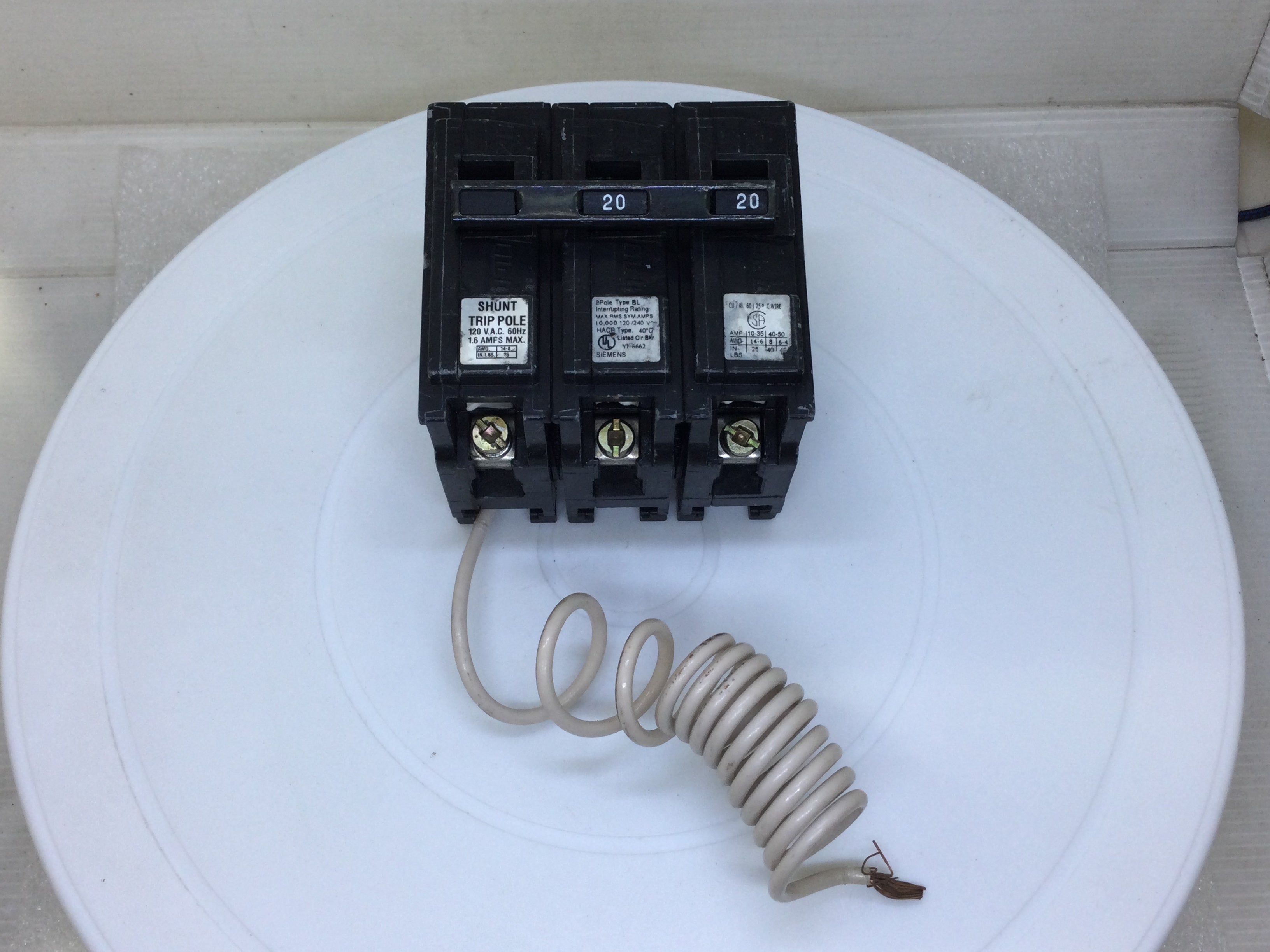 Siemens B22000S01 20 Amp 3 Pole 120/240V Shunt Trip Bolt On Circuit Br