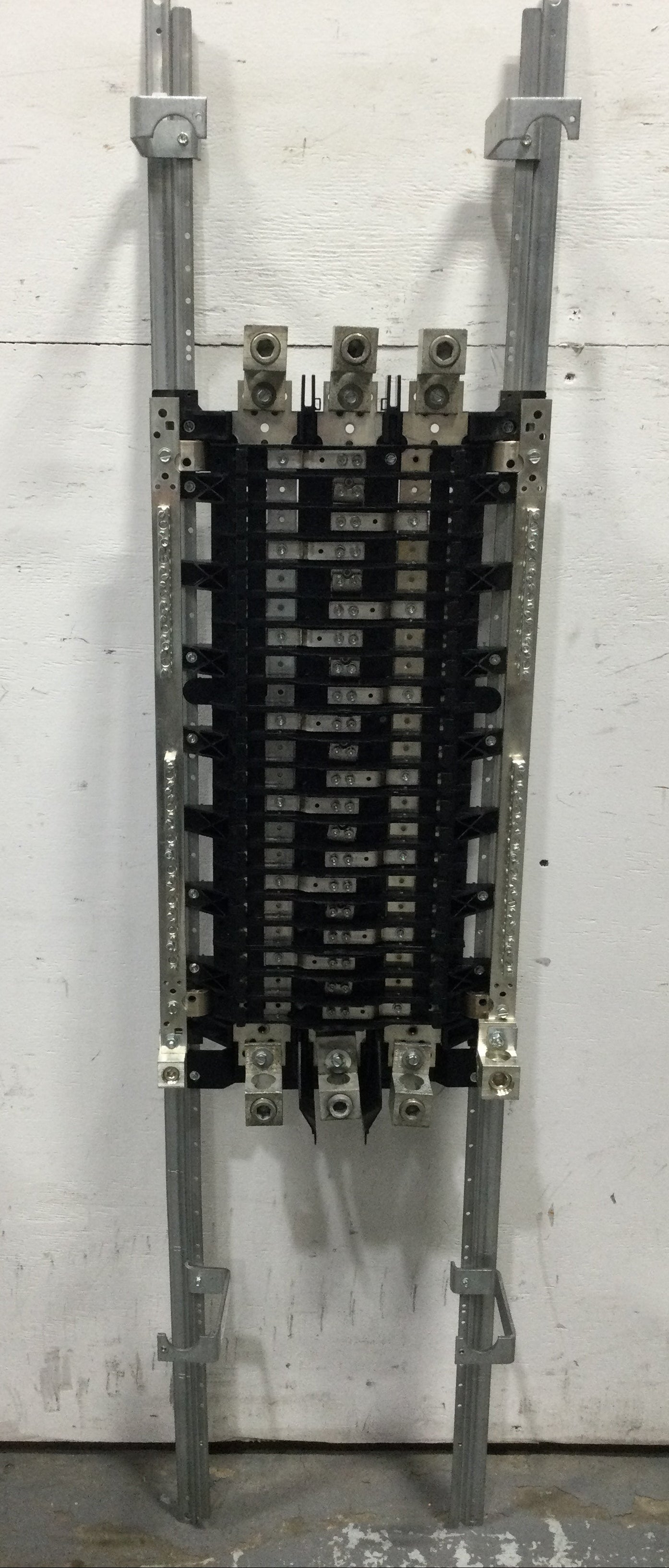 Siemens 225 Amp 42 Space 3 Phase Bolt-On Style Load Center Guts Only 1
