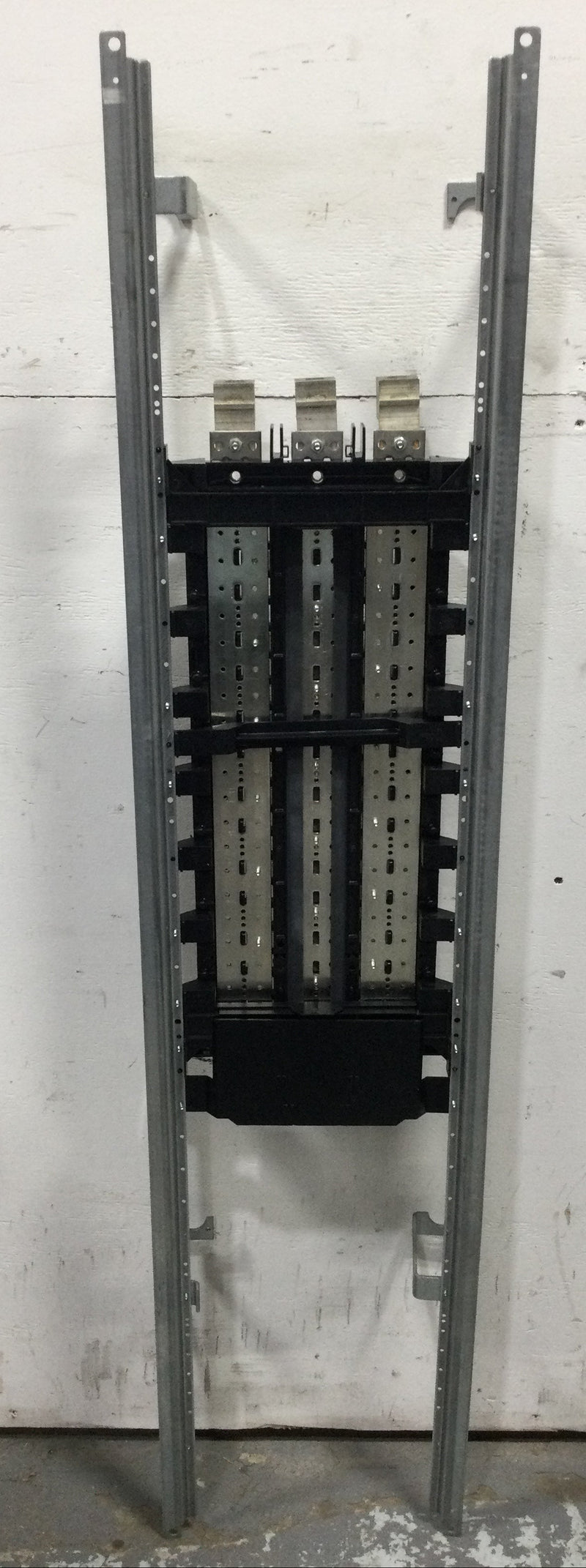 Siemens 225 Amp 42 Space 3 Phase Bolt-On Style Load Center Guts Only 1