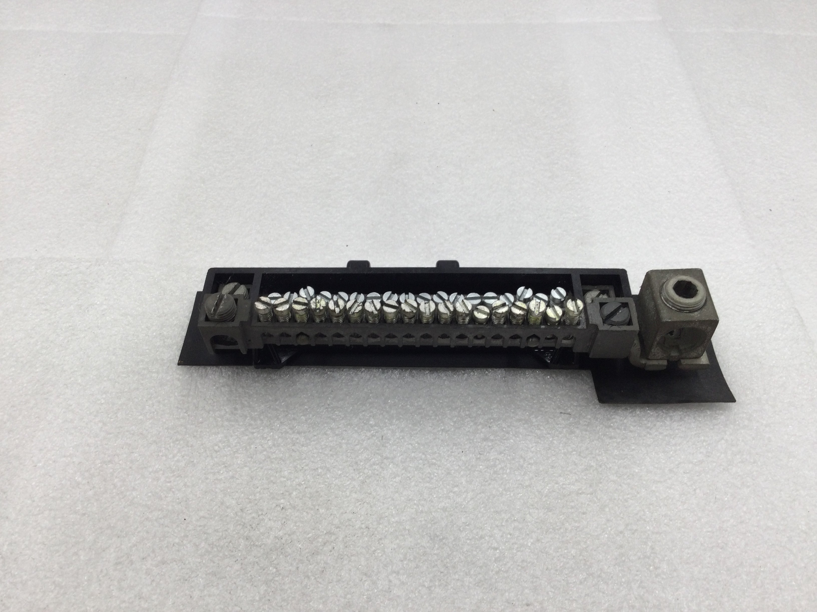 Zinsco 32 Position Under Screw Isolated Neutral/Grounding Bar Kit 8" X