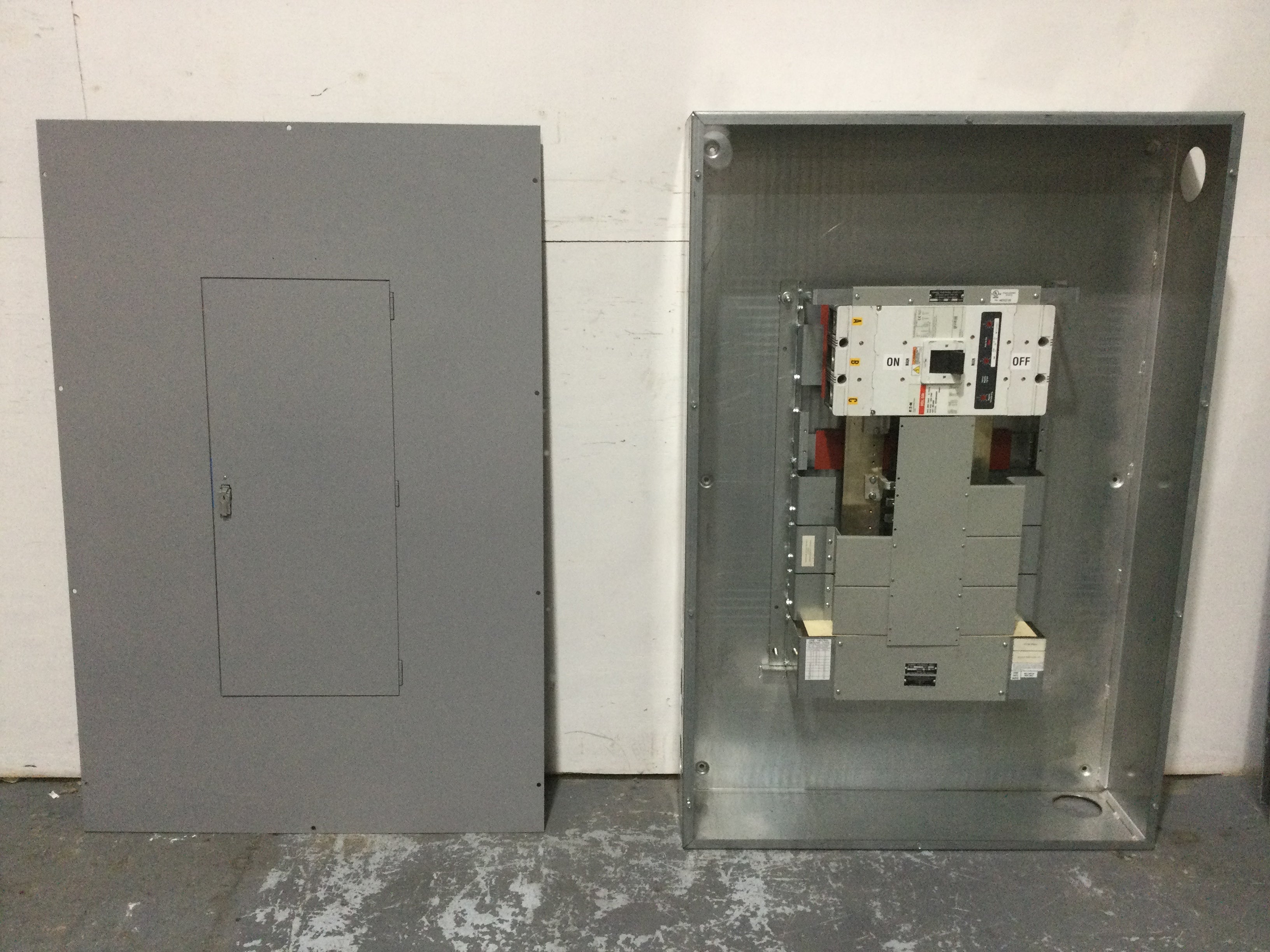 Eaton/Cutler Hammer 208/120V 3 Phase 4 Wire 800 Amp Panelboard 57" x 3