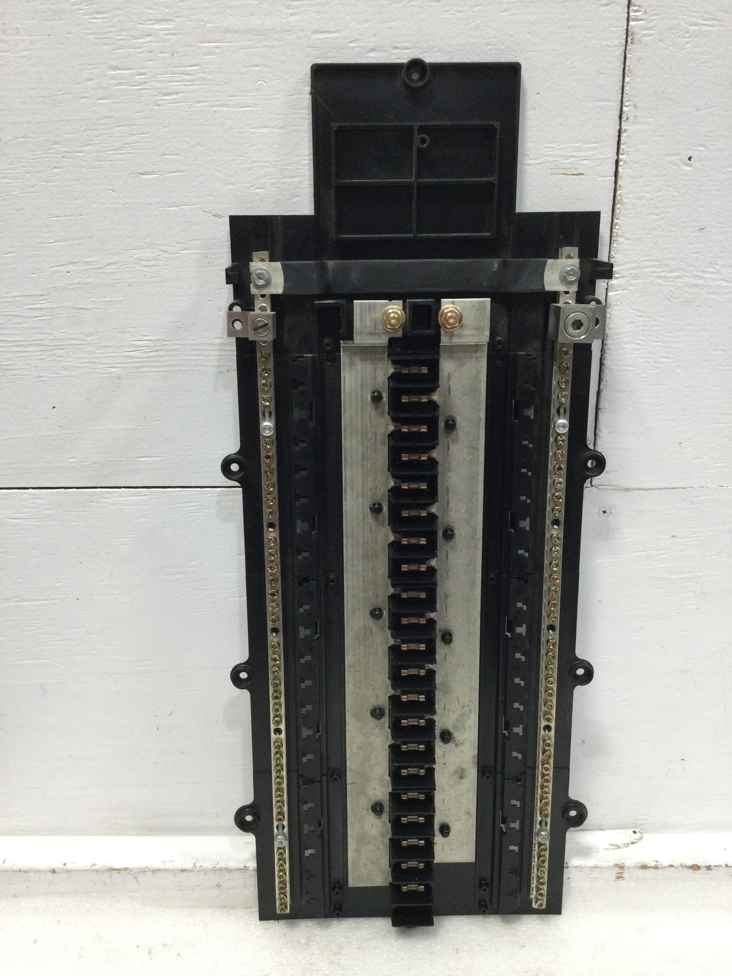 Eaton 200 Amp 42 Space 120/240 VAC MLO Load Center Guts Only 9" x 24"