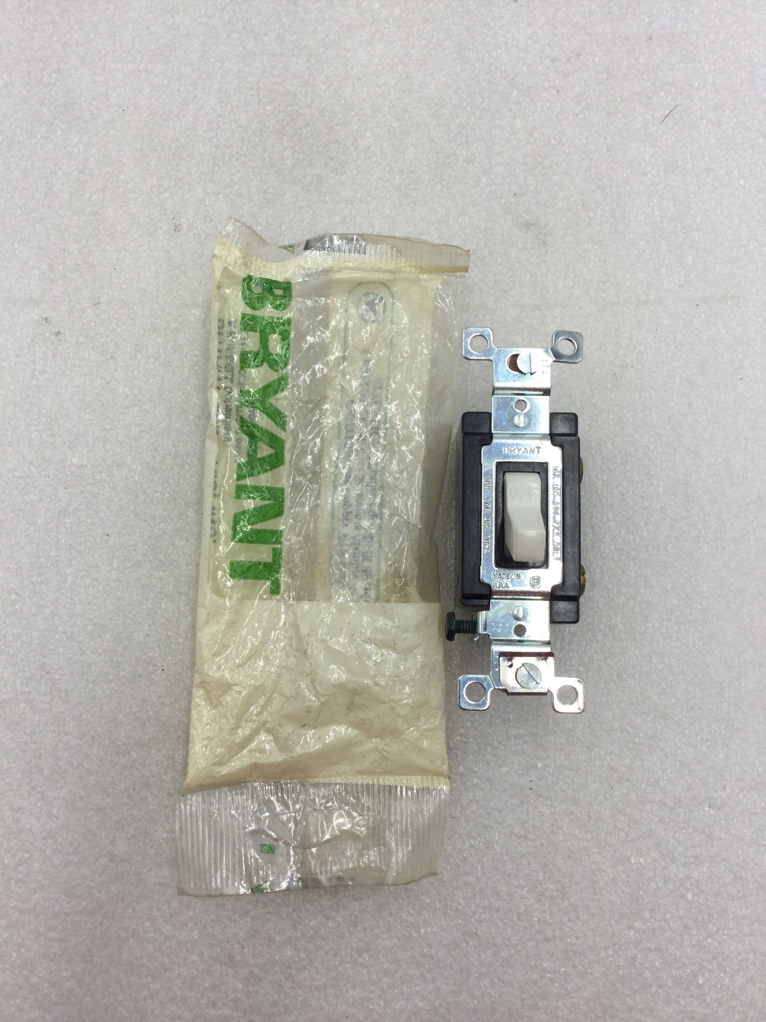 Bryant Commercial Grade 15 Amp Toggle On/Off Switch 120-277 VAC