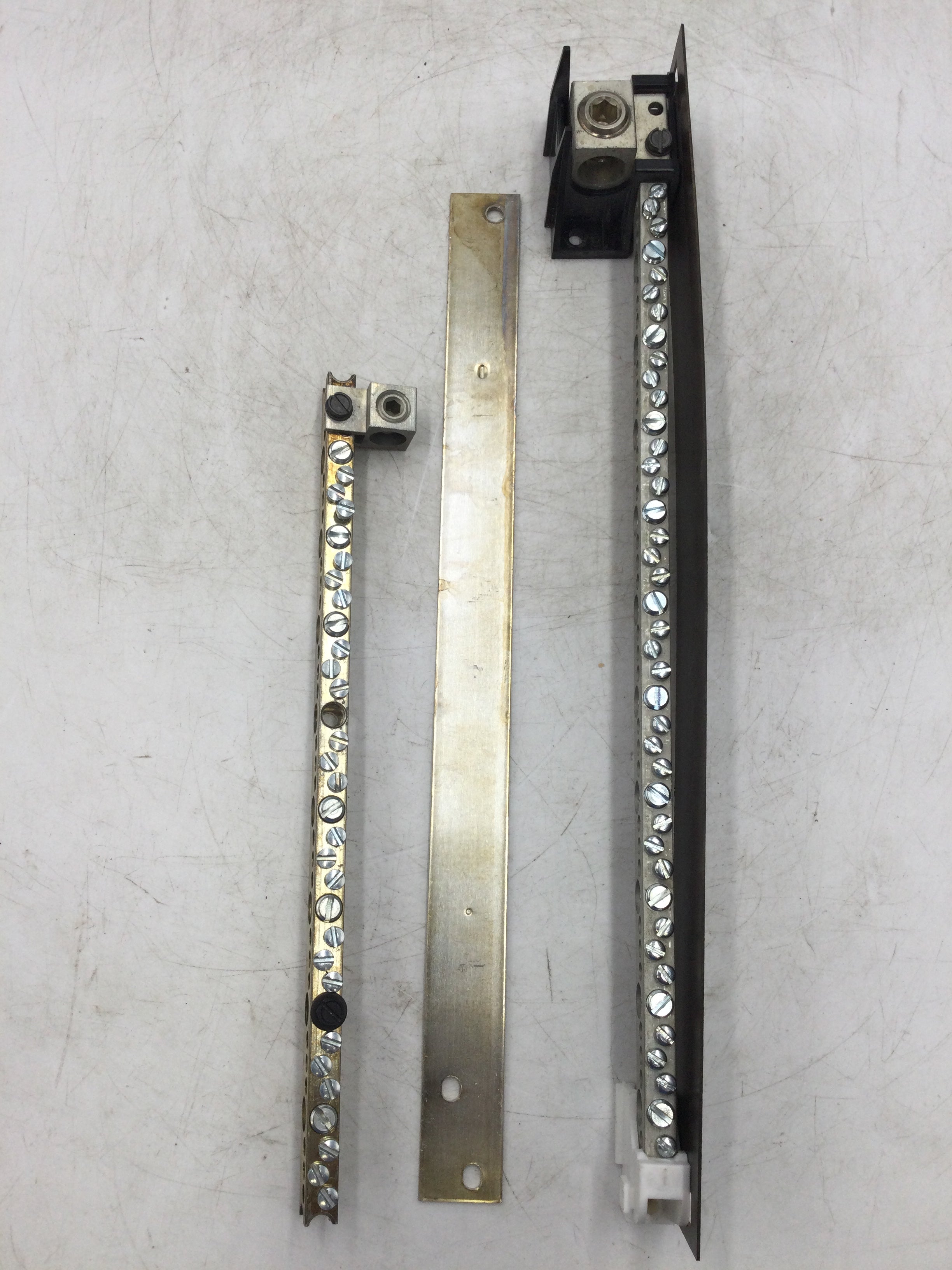Murray 40 Position Neutral and Grounding Bar Kit for LC2440L-1200 Pane