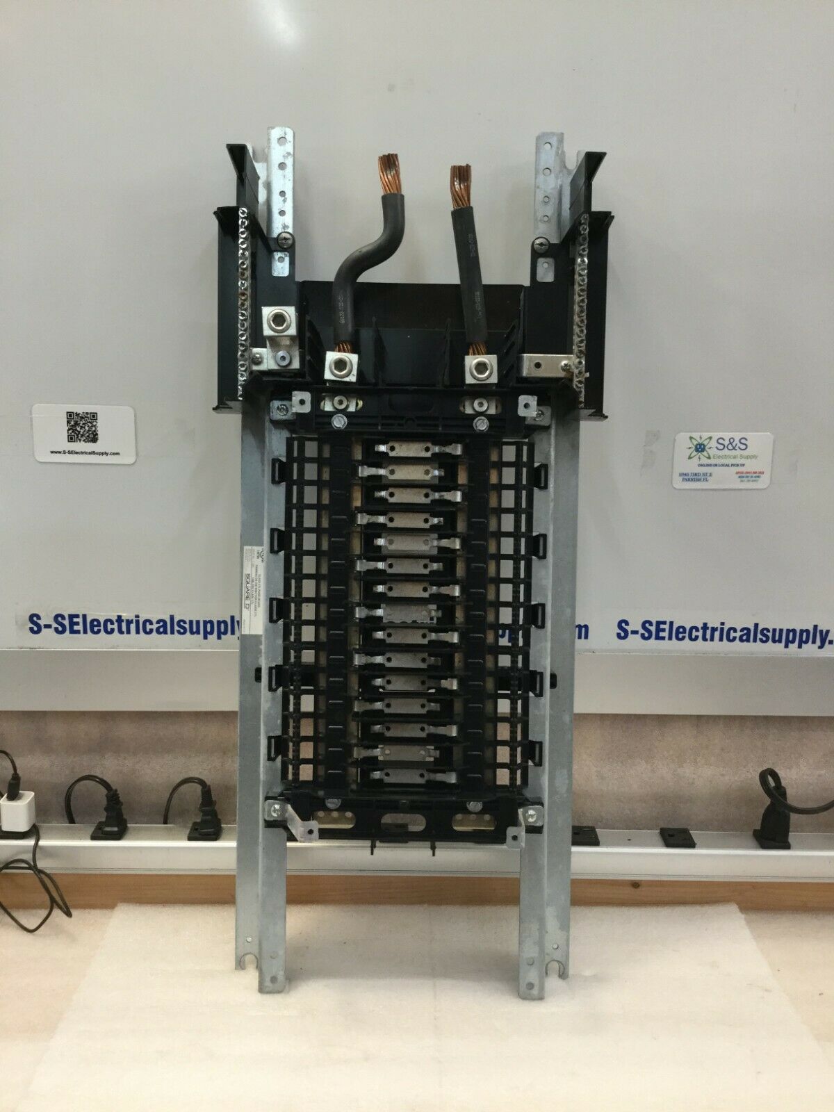 Square D 200 Amp 30 Spaces NQOB Class CTL Panelboard Guts Only