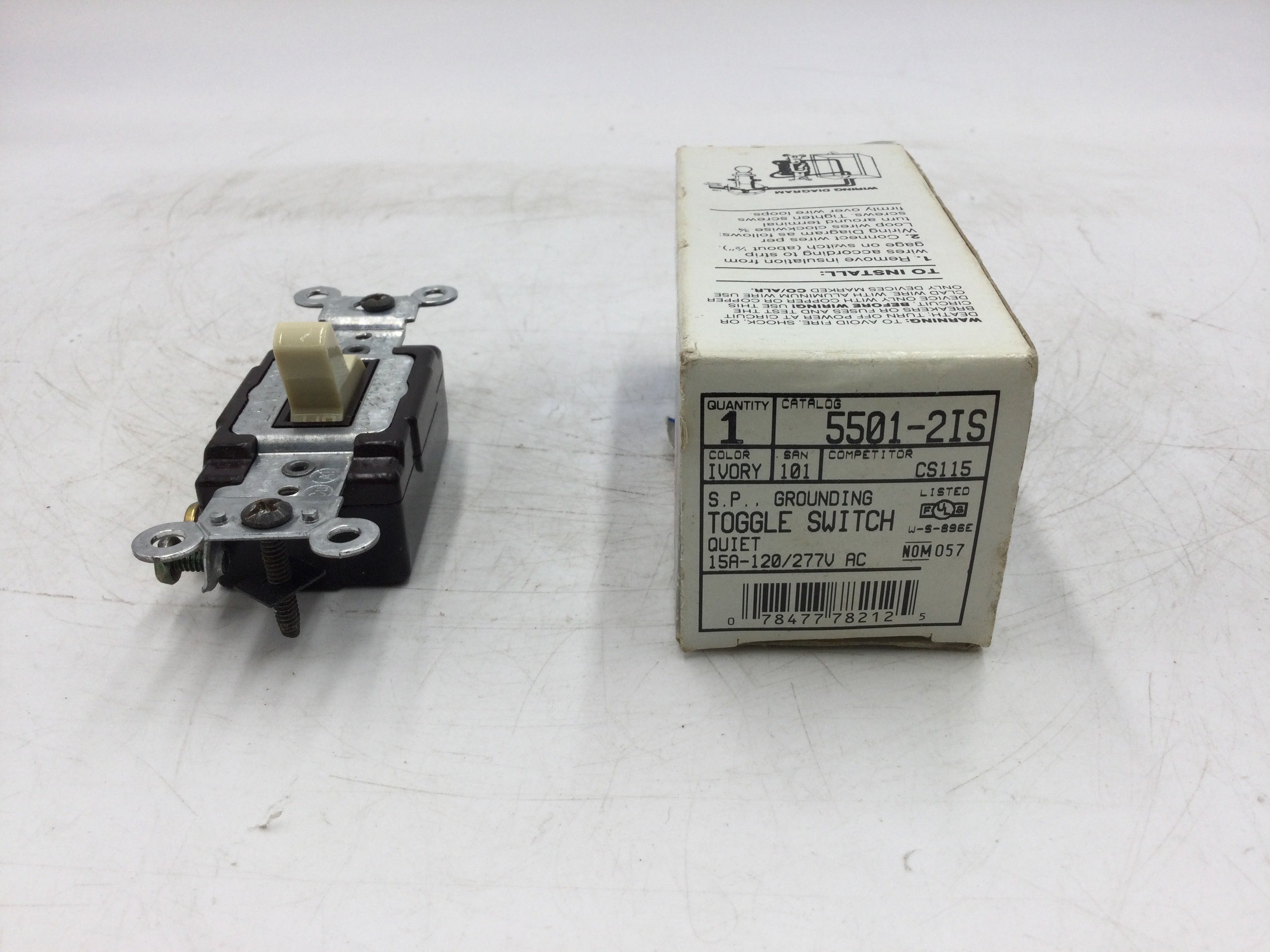 Leviton 5501-2IS CS115 Grounding Toggle Switch Outlet 15A 120/277V Ivo